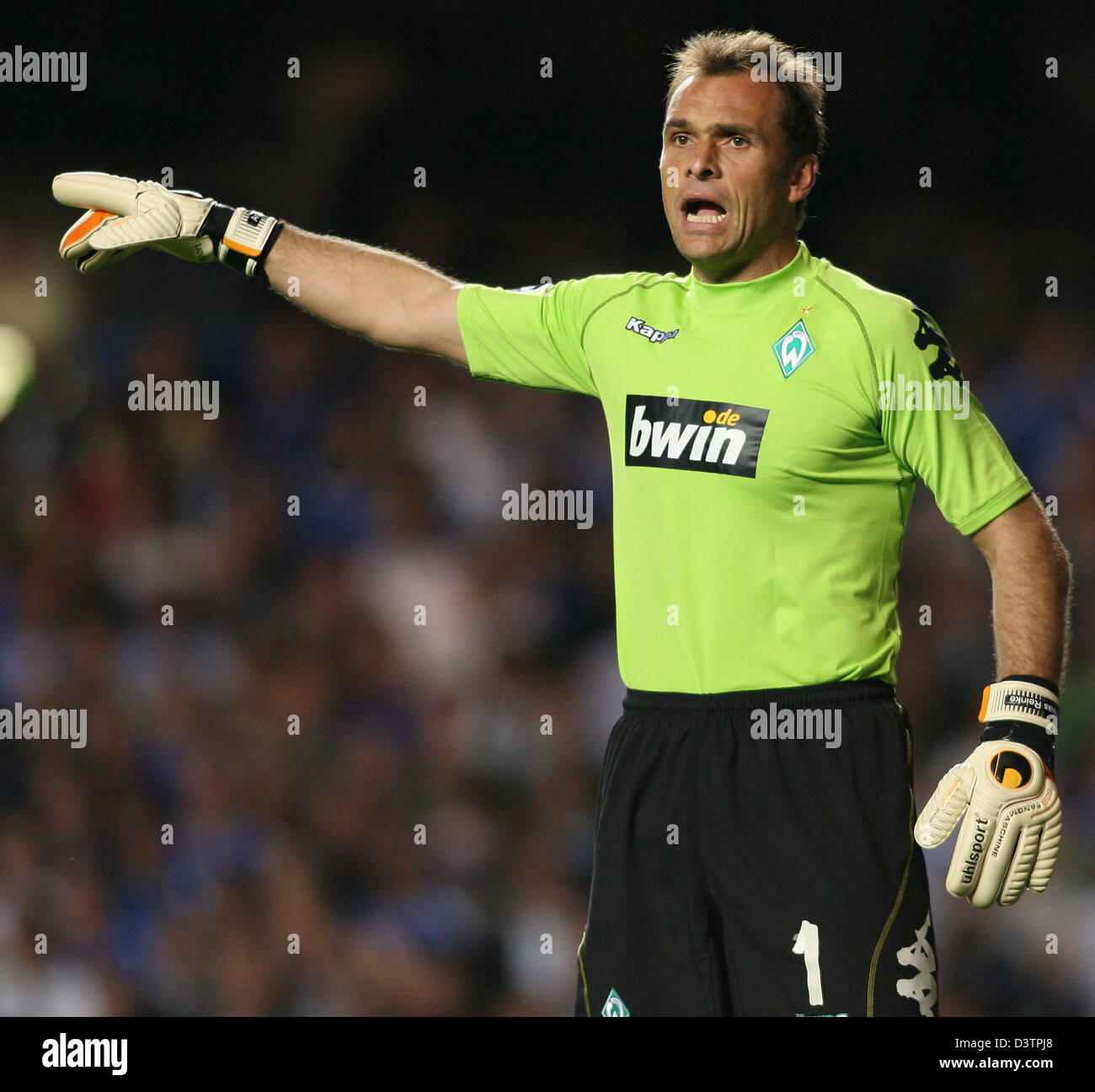 Bremen's goal keeper Andreas Reinke gestures in expectation of a corner ...