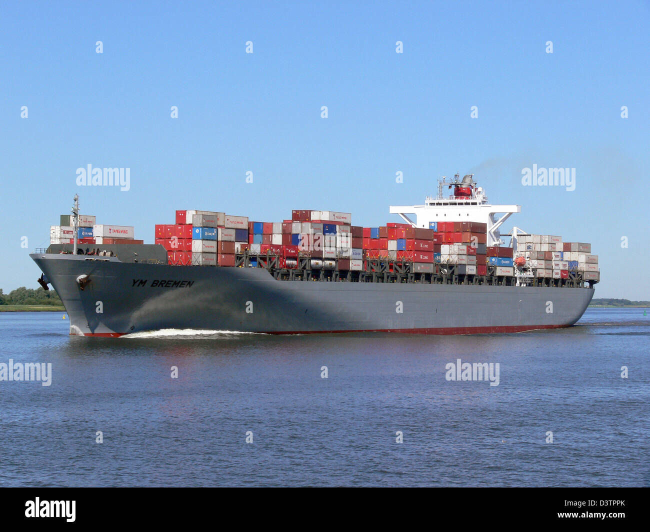 The fully loaded container ship 'YM Bremen' shown on the river Elbe ...