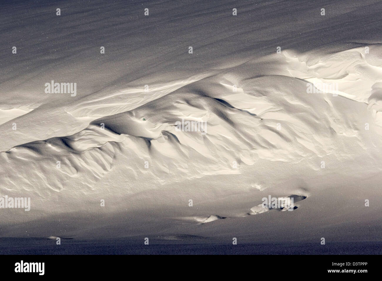 (dpa file) - The picture shows a giant snowdrift in the white ...