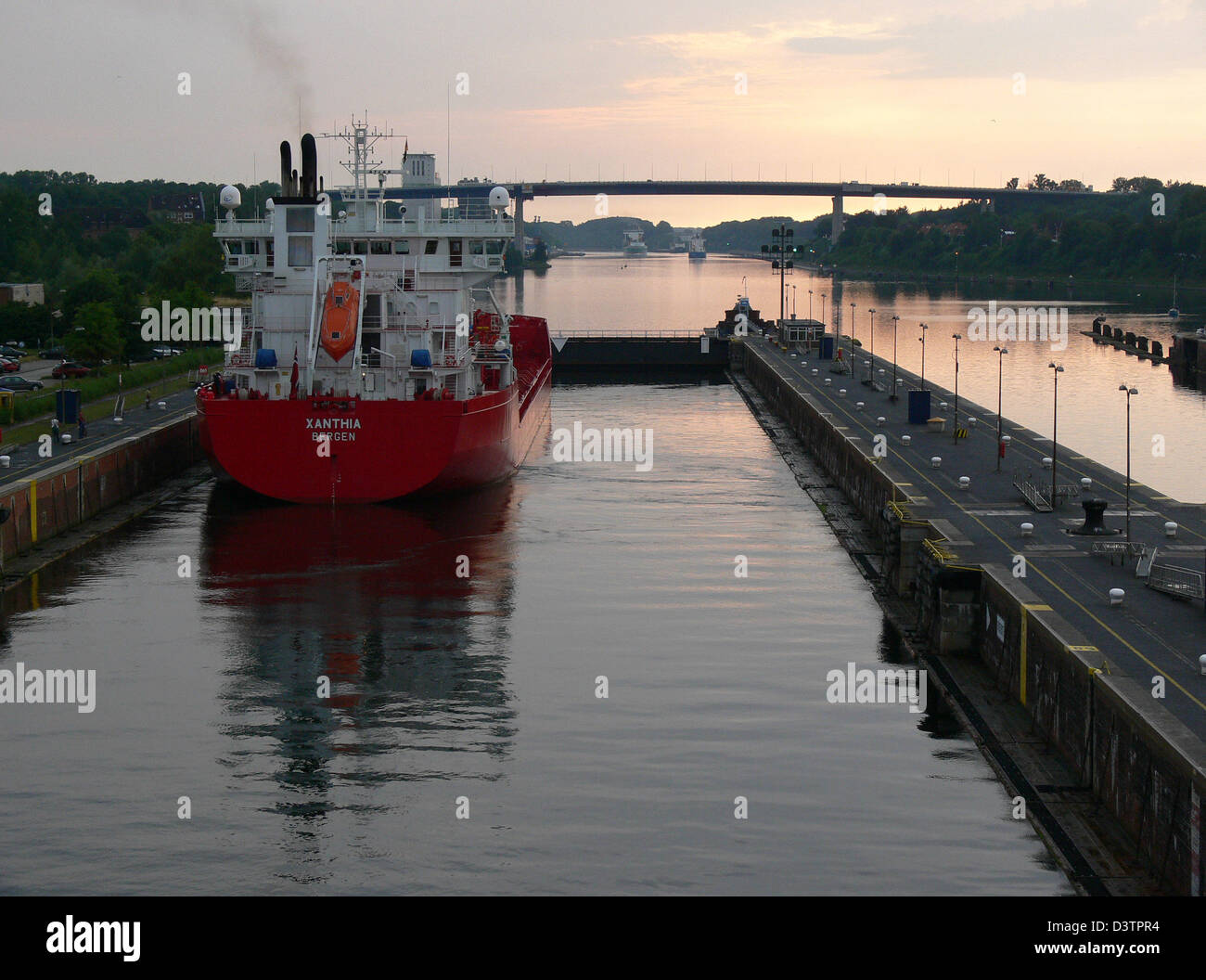 The photo shows the Norwegian freight ship 'Xanthia' at the watergate ...