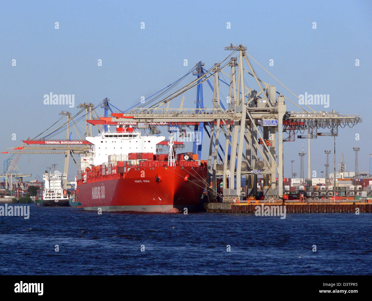 The freight ship 'Monte Rosa' is loaded at the 'Burchardkai' of Hamburg ...