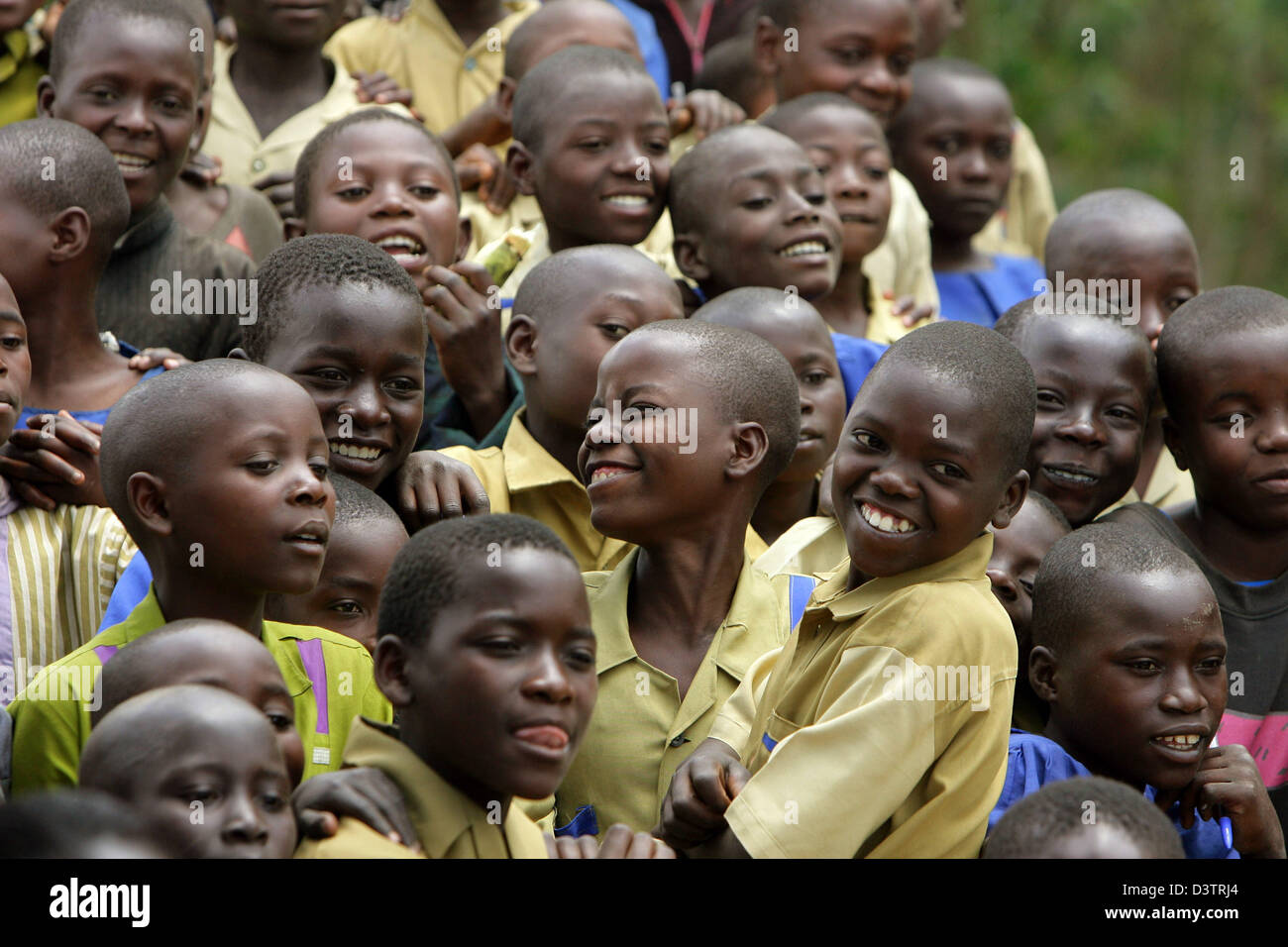 (dpa file) - The picture shows children smiling in Kigeyo, Rwanda, 01 ...