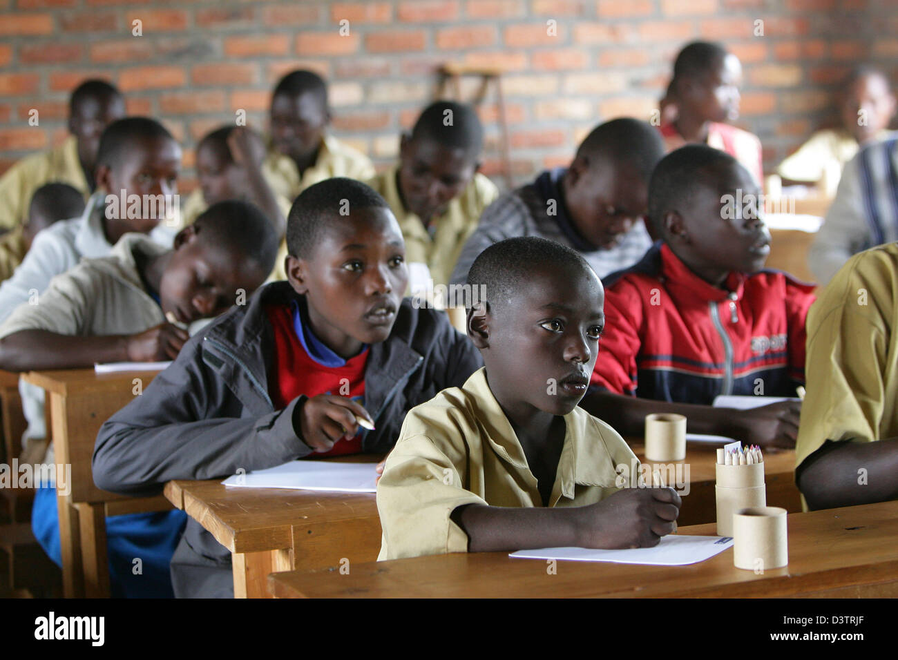 (dpa file) - School children are pictured during class in Umutara ...