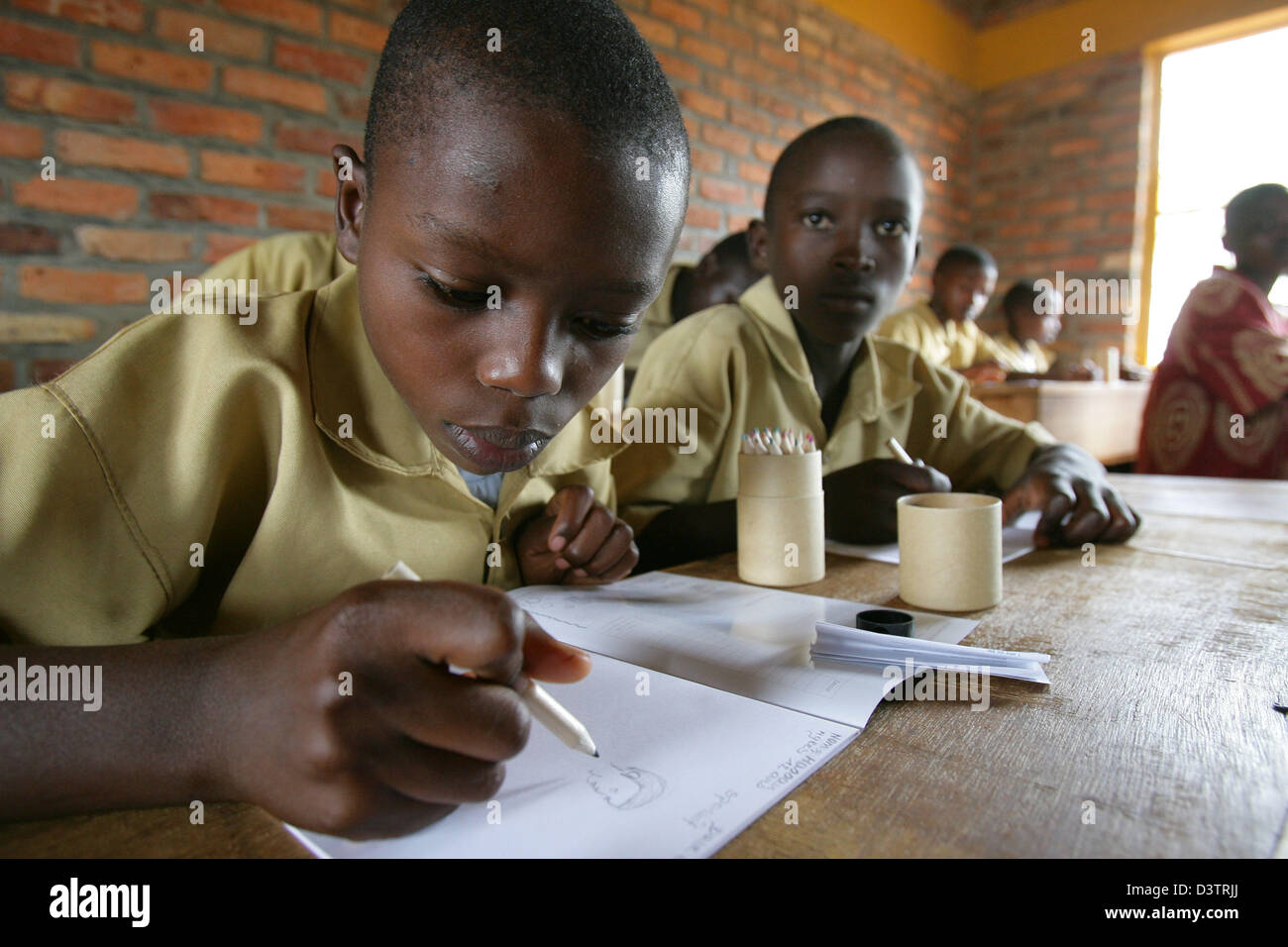(dpa file) - School children are pictured during class in Umutara ...