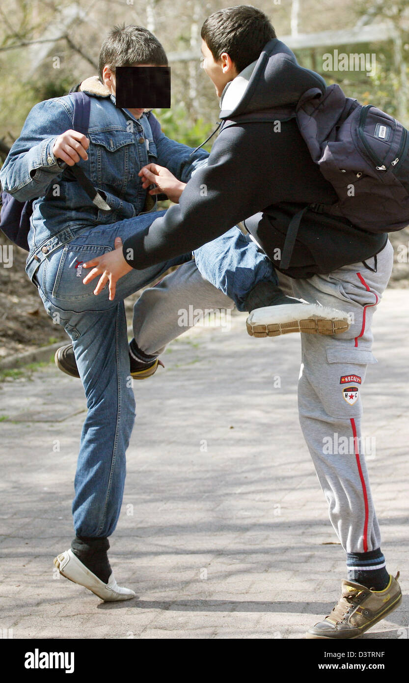 (dpa files) - Two foreign children fight each other on their way home ...