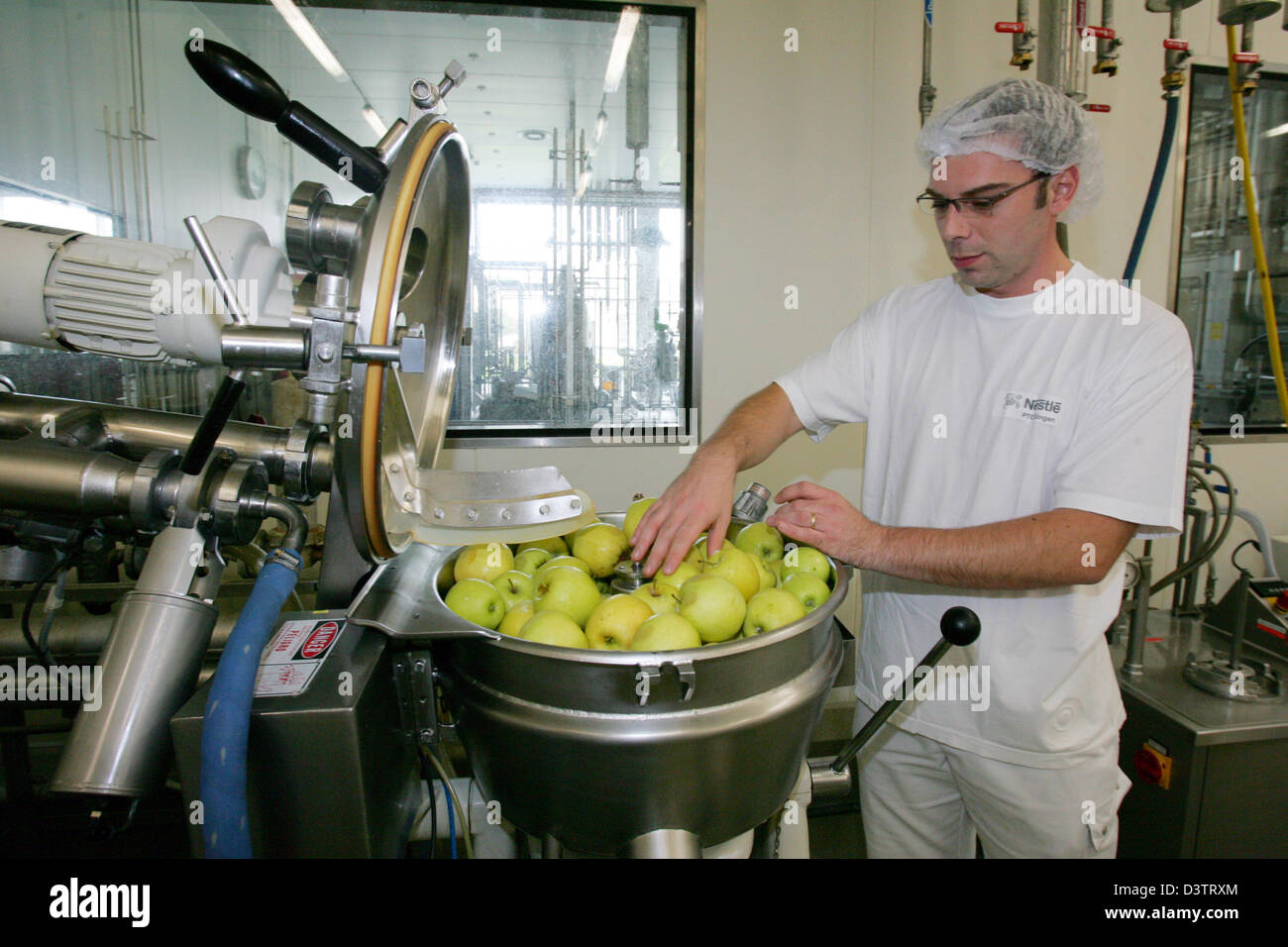 Crushing apples hi-res stock photography and images - Alamy
