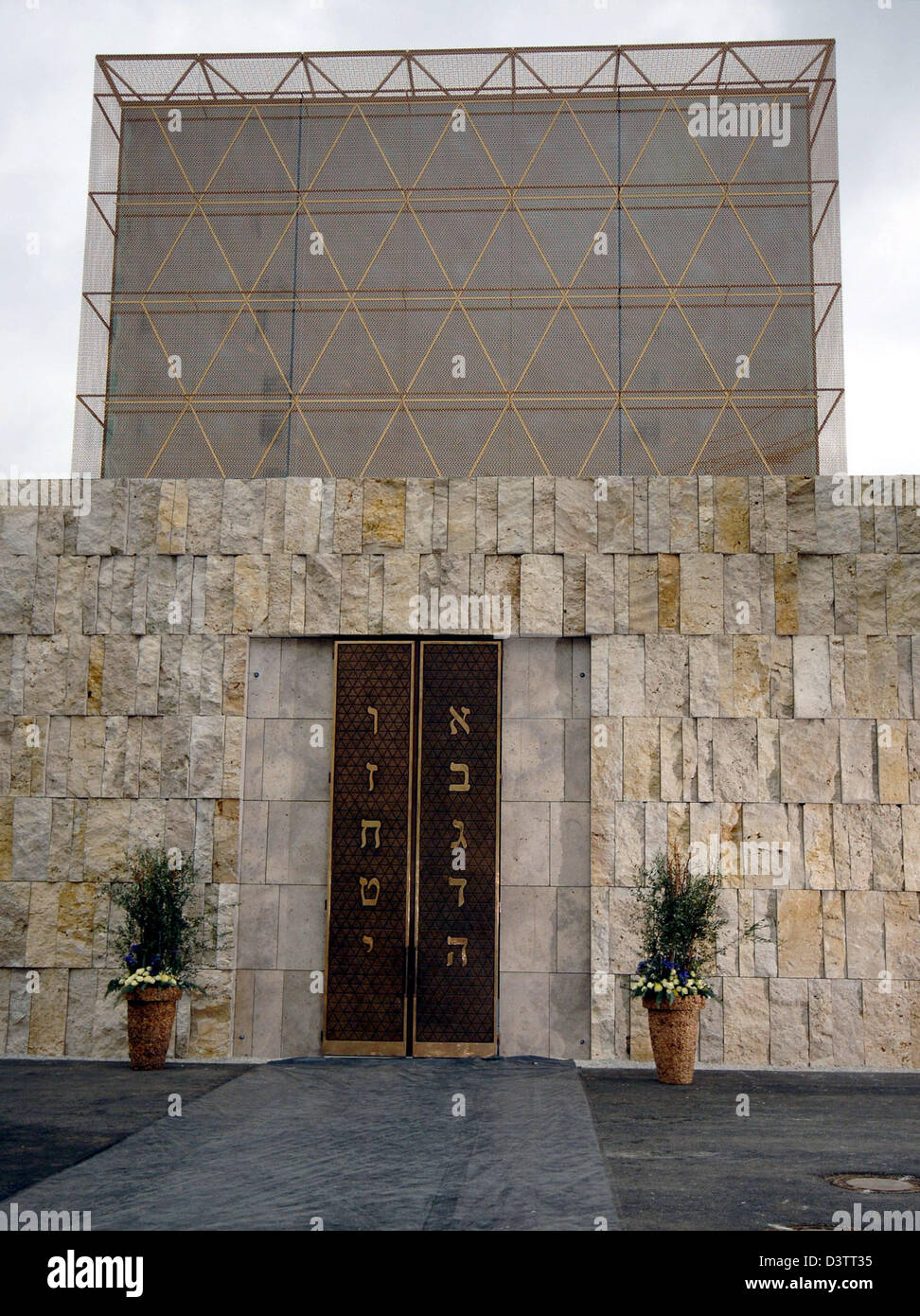 The picture shows the entrance to the new main synagogue in Munich ...