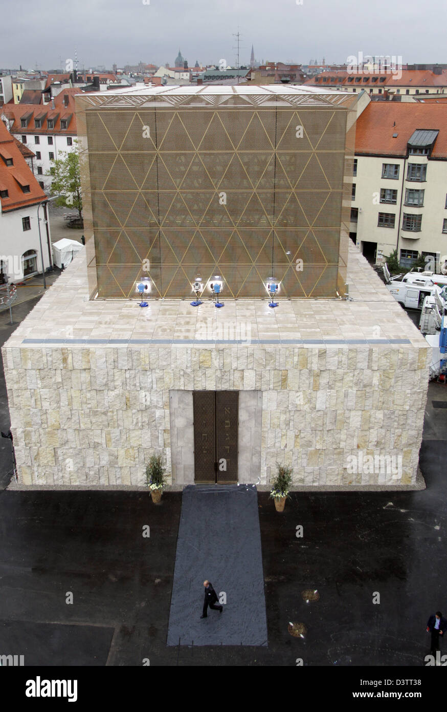 The picture shows the entrance area of the new main synagogue in Munich ...