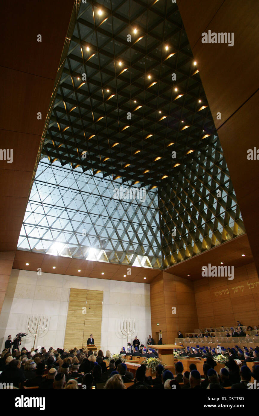 The picture shows the interior of the new main synagogue during its ...