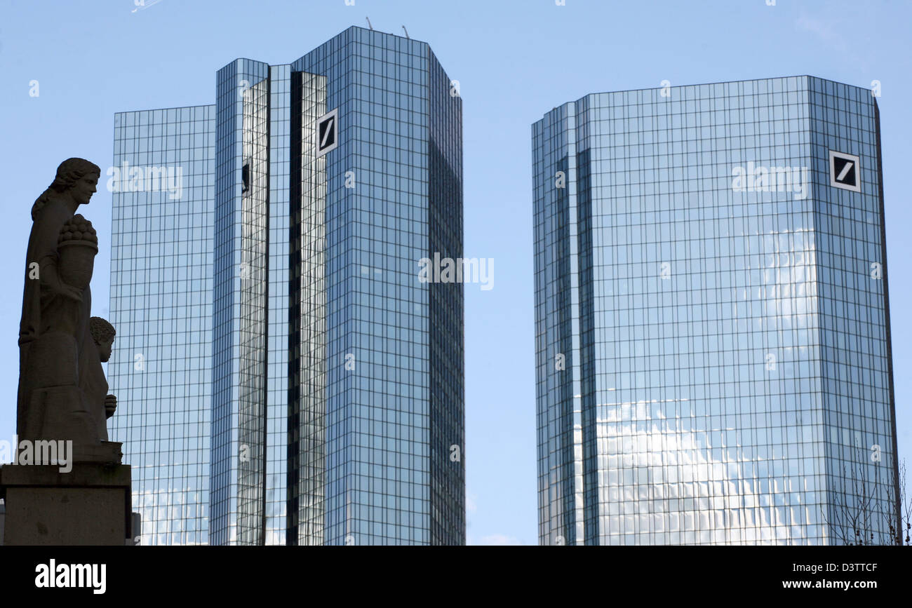 (dpa file) - The picture shows the twin towers of the Deutsche Bank ...