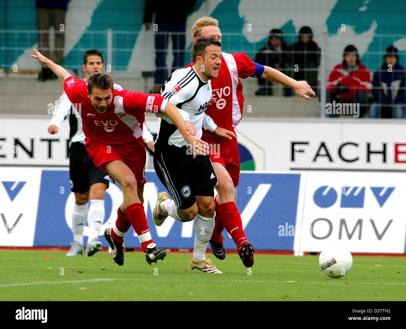 SV Wacker Burghausen's Thomas Drescher (C) and Offenbachs' Daniel Dorn ...