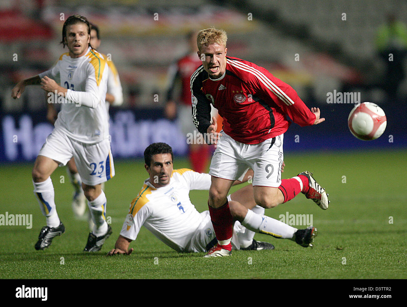 German national soccer team player Mike Hanke (R) fights for the ball ...