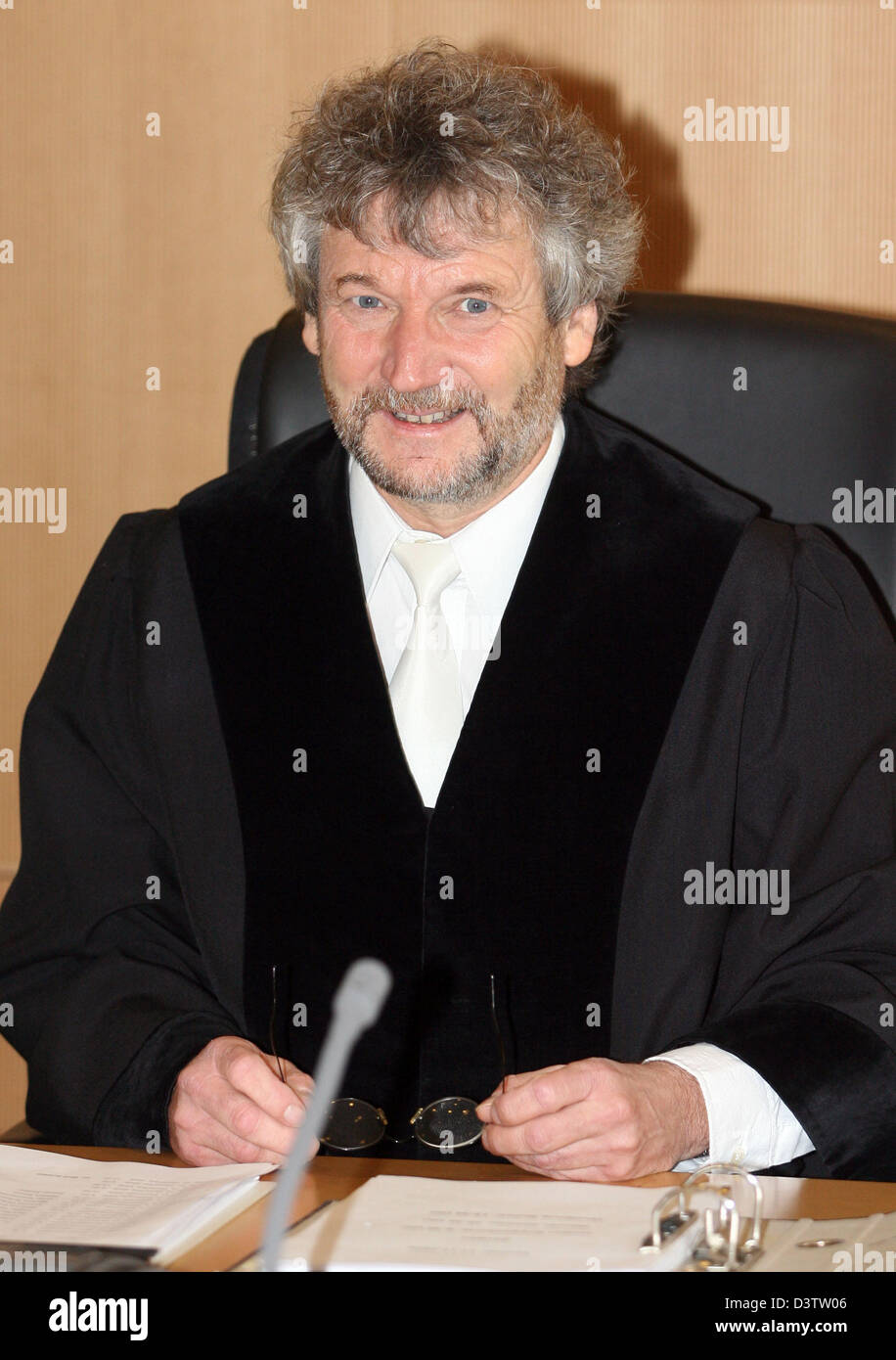 Judge Michael Zoeller opens the hearing of evidence in the FlowTex ...