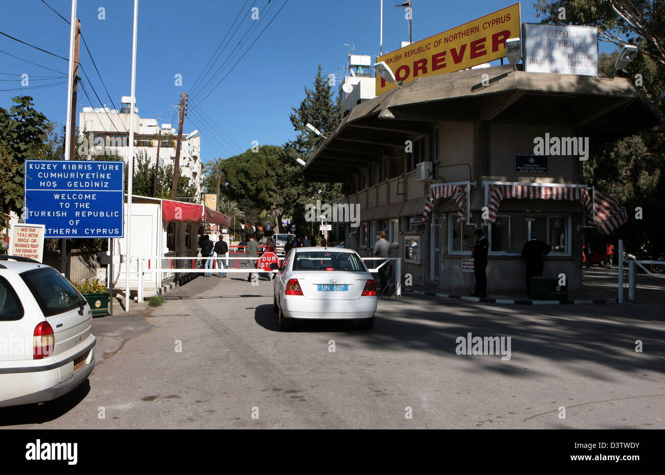 The picture shows a border crossing between the Greek and the Turkish ...