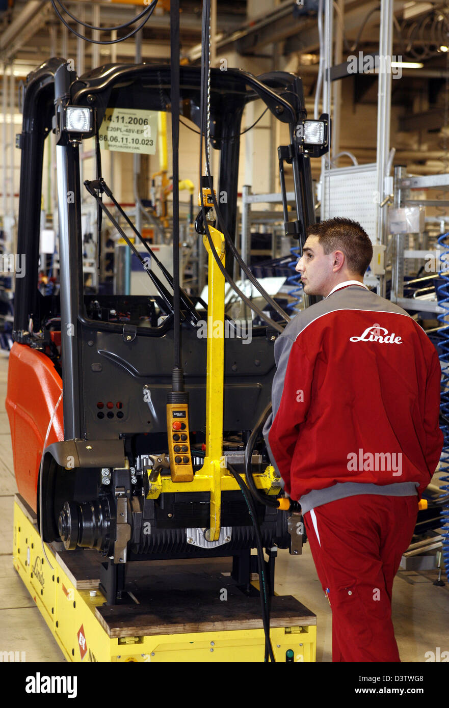 Staff of Linde assembles the bodywork with the engine in Aschaffenburg ...