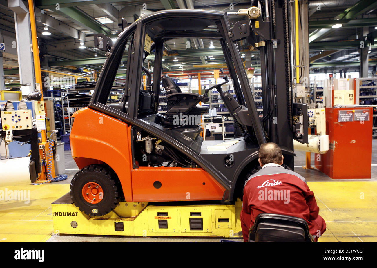 Staff of Linde assembles the bodywork with the engine in Aschaffenburg ...