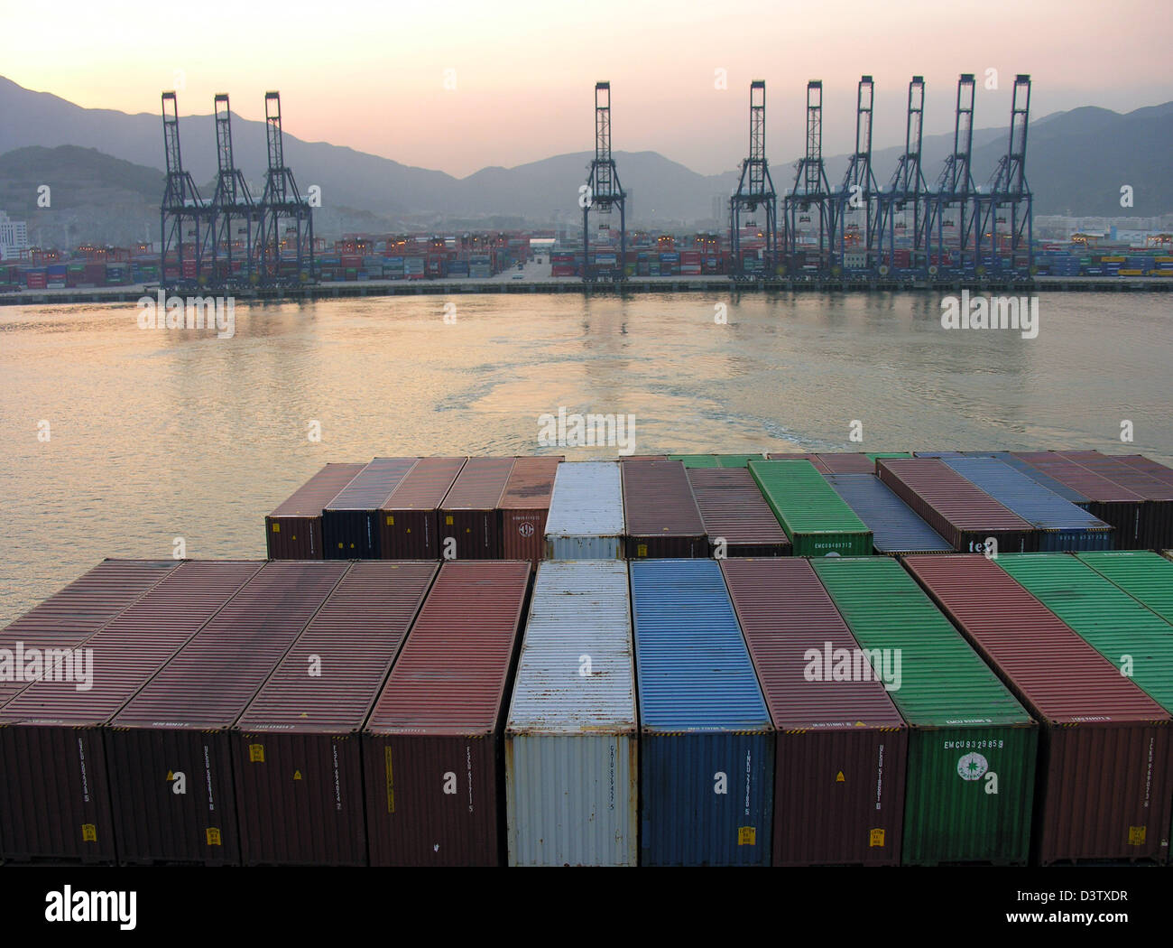 (dpa file) - The picture shows the container terminal at the Yantian ...
