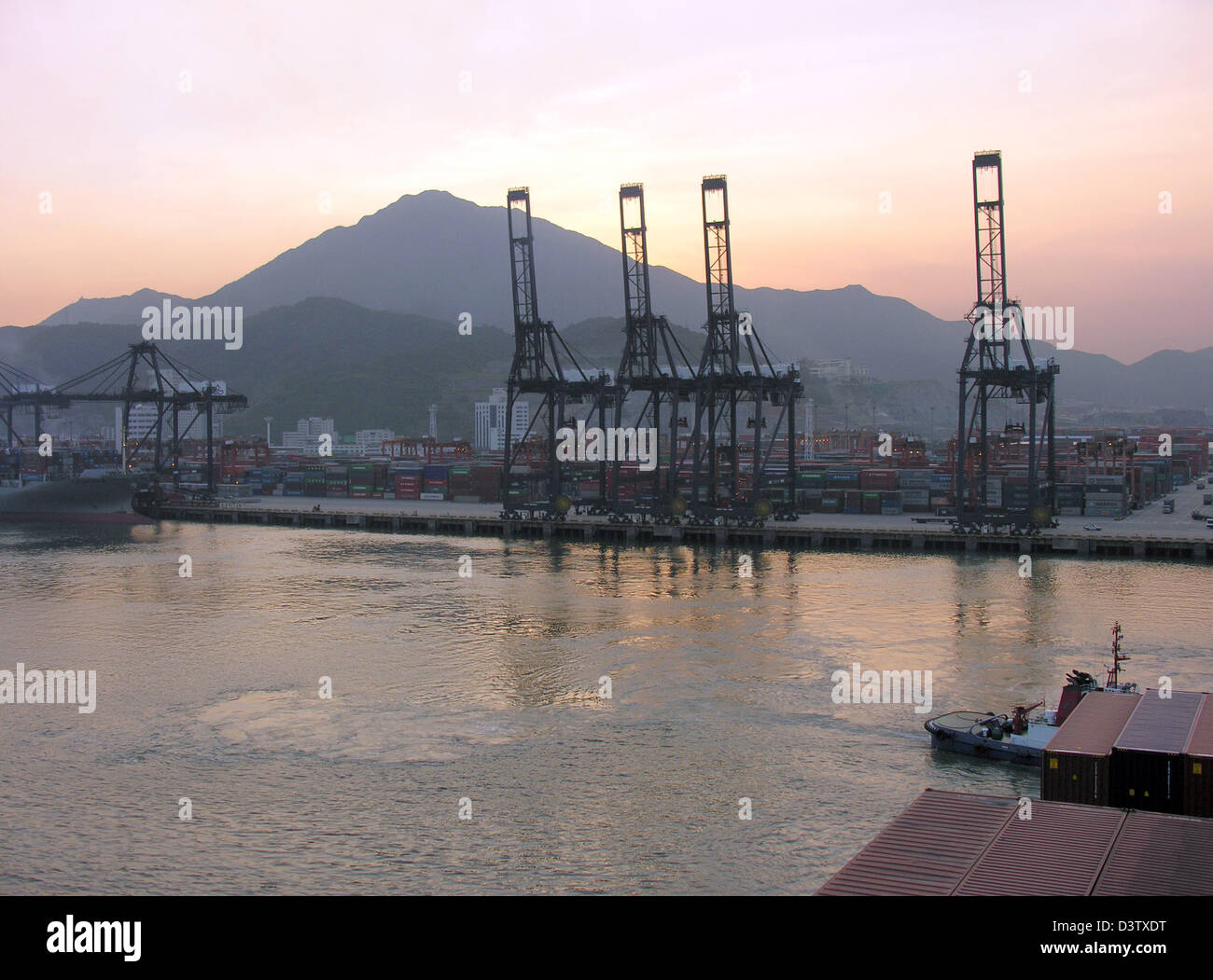 (dpa file) - The picture shows the container terminal at the Yantian ...