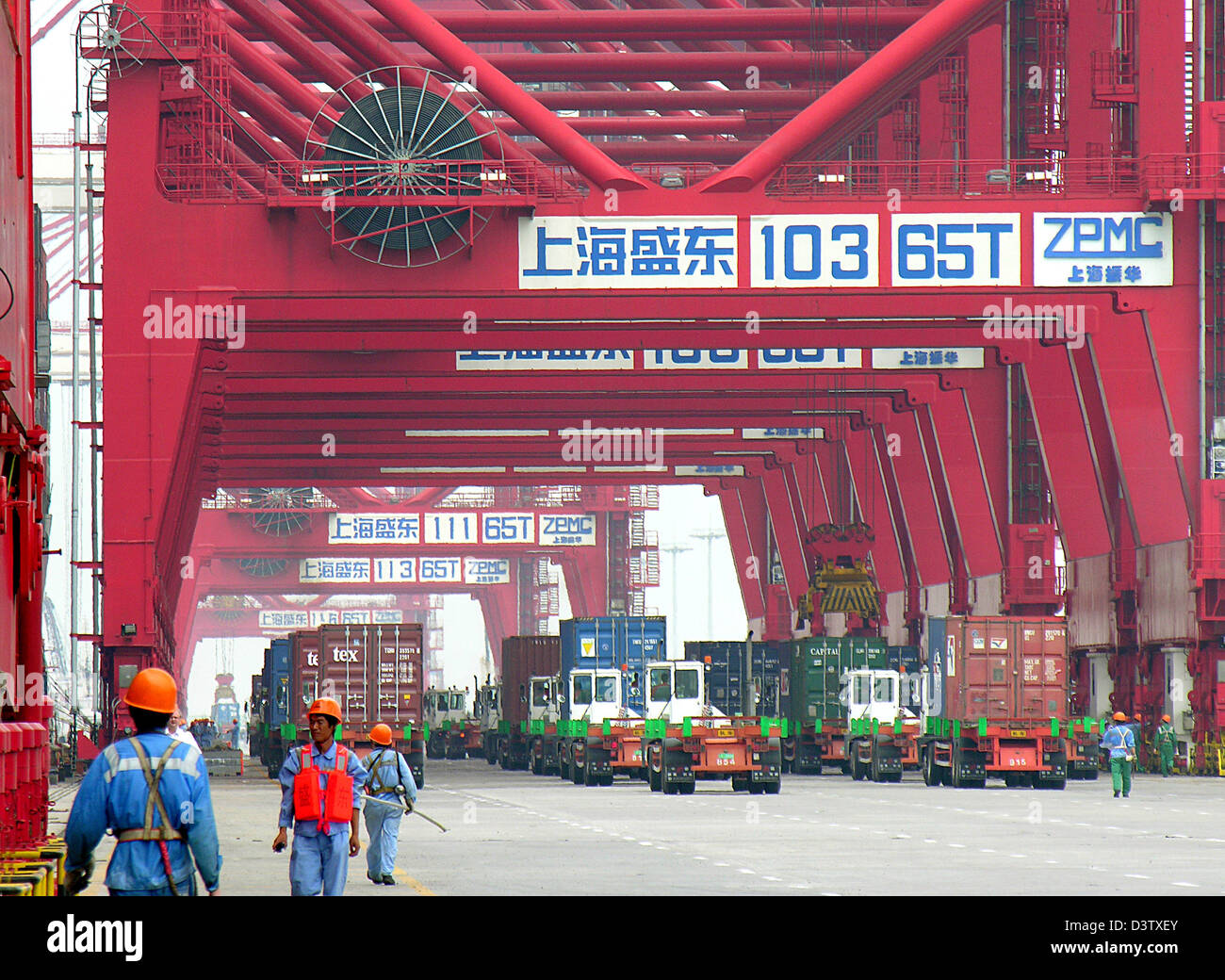 (dpa file) - The picture shows the huge freight cranes at the container ...
