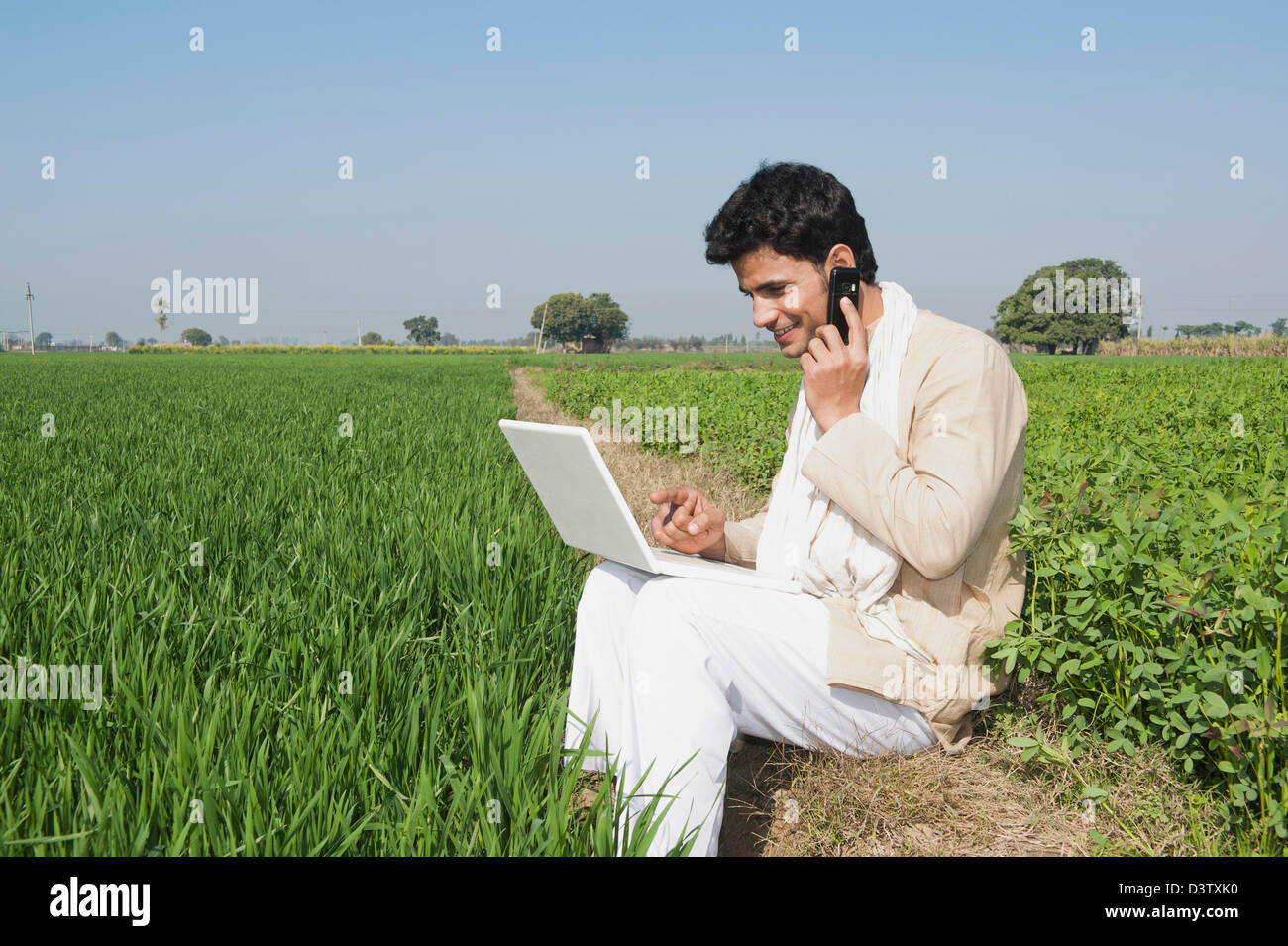 Indian farmer mobile phone hi-res stock photography and images - Alamy