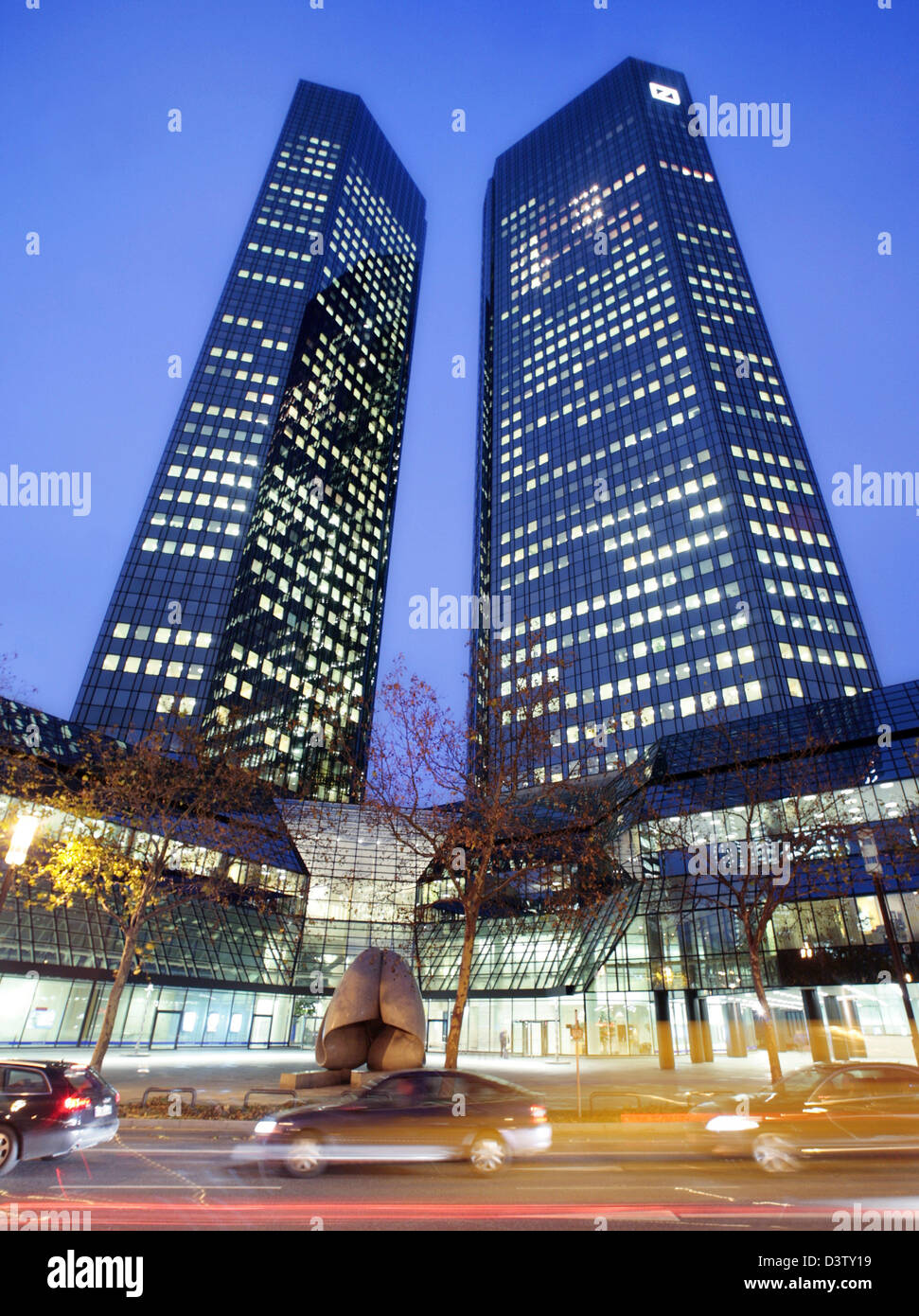 The picture shows the two towers of the Deutsche Bank headquarters in ...