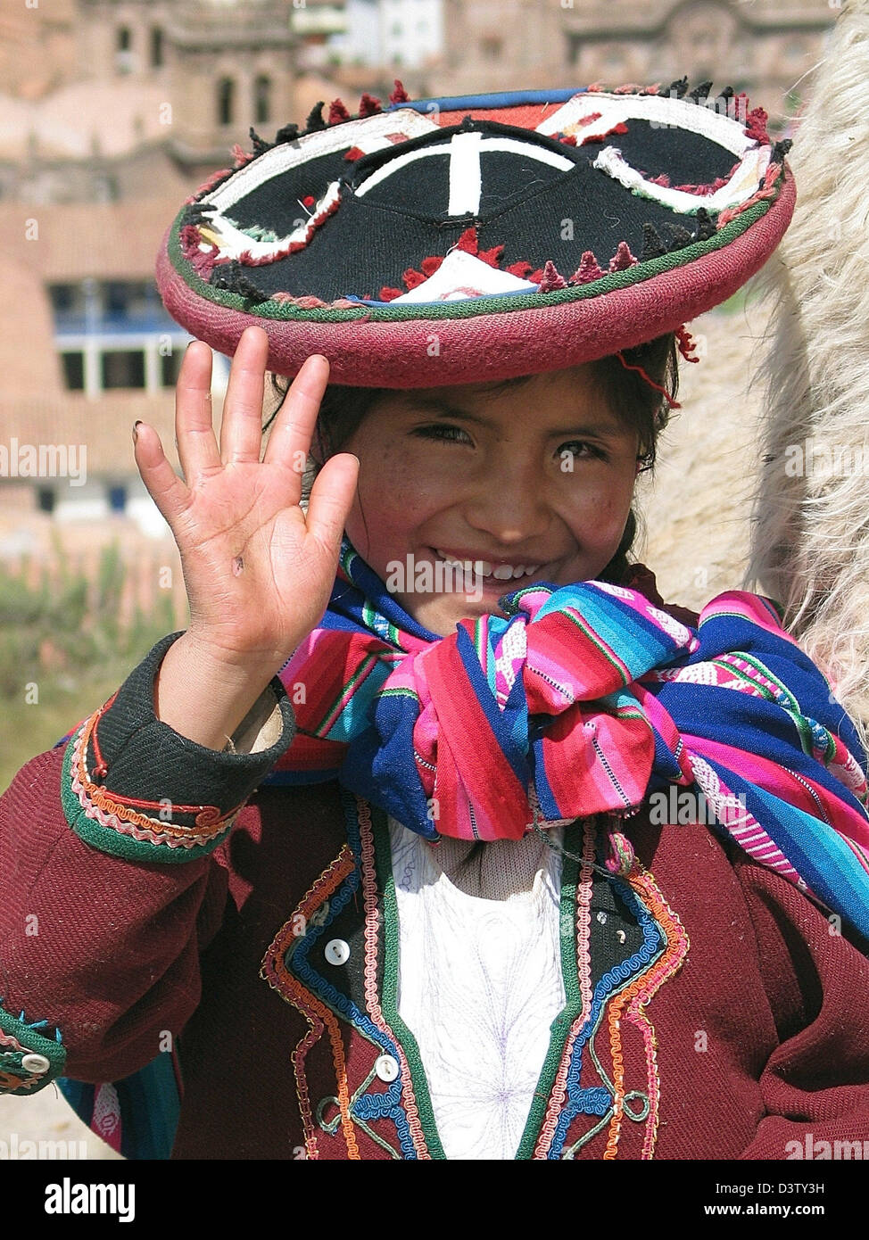 (dpa file) - A Peuvian girl smiles to the camera wearing typical ...