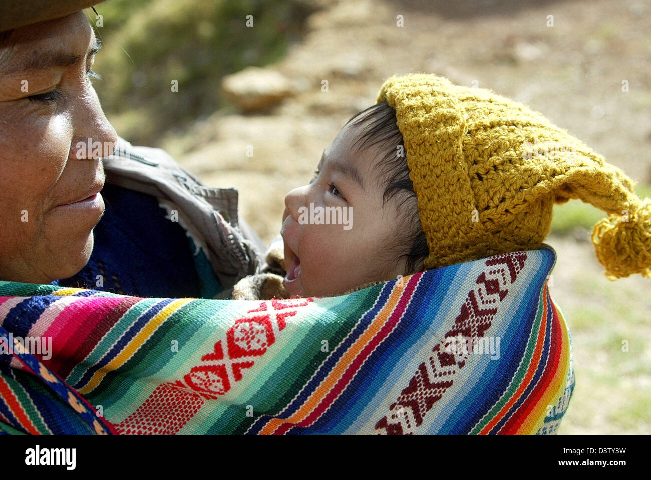 (dpa file) - A Peruvian mother and her child are poor but happy in Peru ...