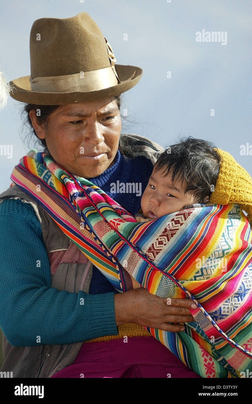 (dpa file) - A Peruvian mother and her child pictured in Peru, May 2004 ...