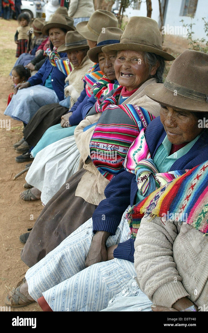 (dpa file) - Peruvian women smile in Kaccllaray, Peru, 26 May 2004 ...
