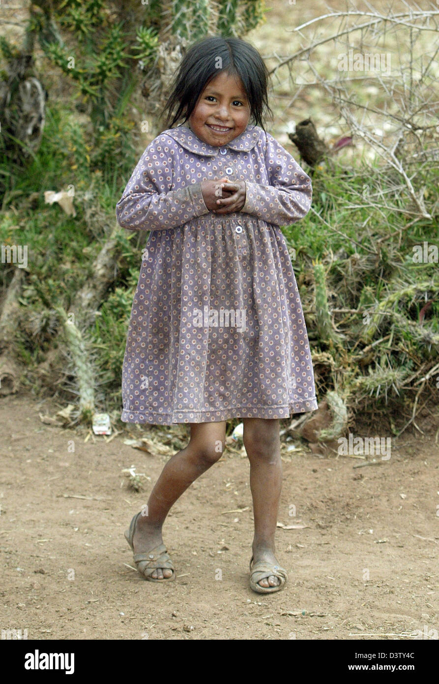 Peruvian girl smiling at camera hi-res stock photography and images - Alamy