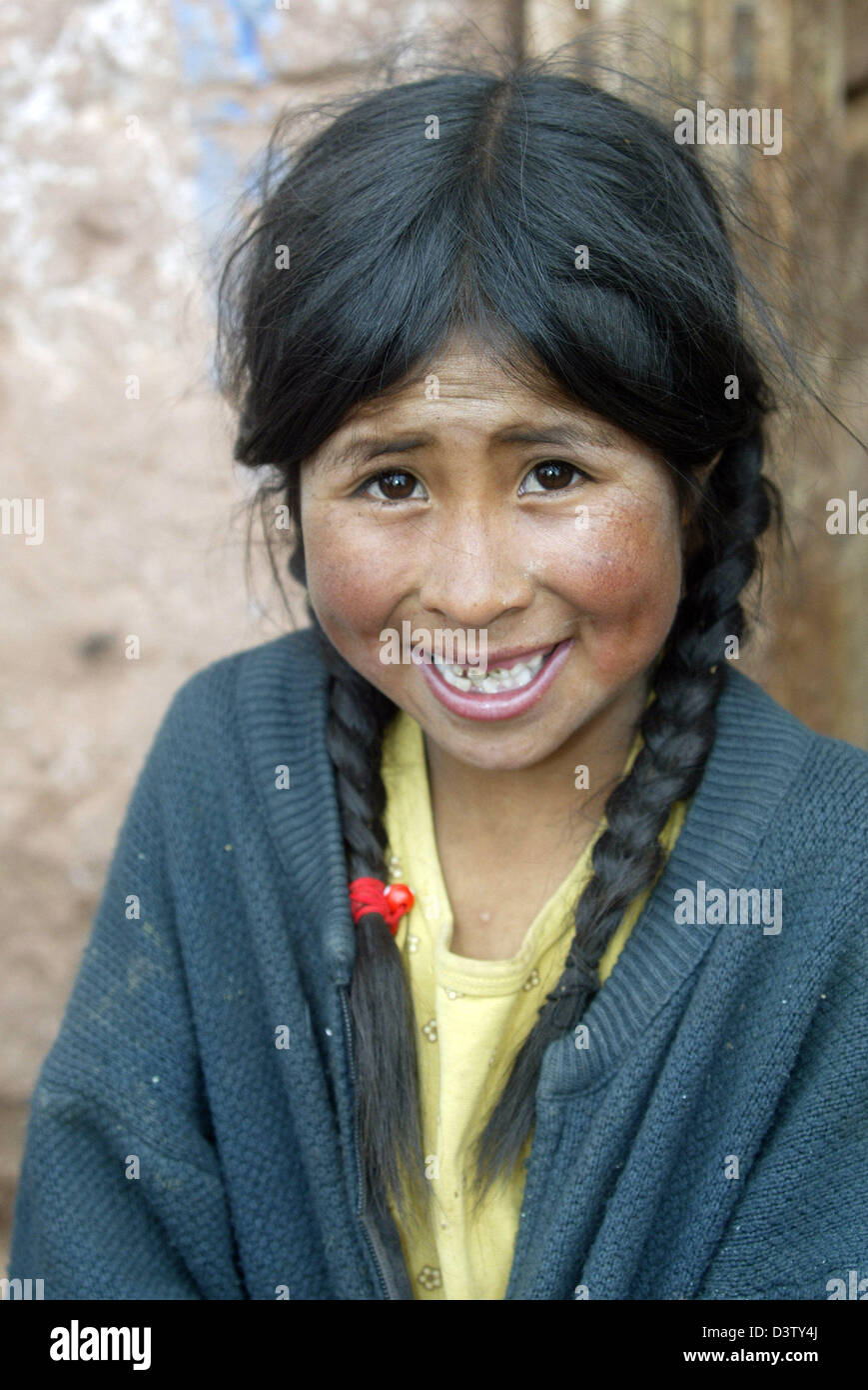Peruvian girl smiling at camera hi-res stock photography and images - Alamy
