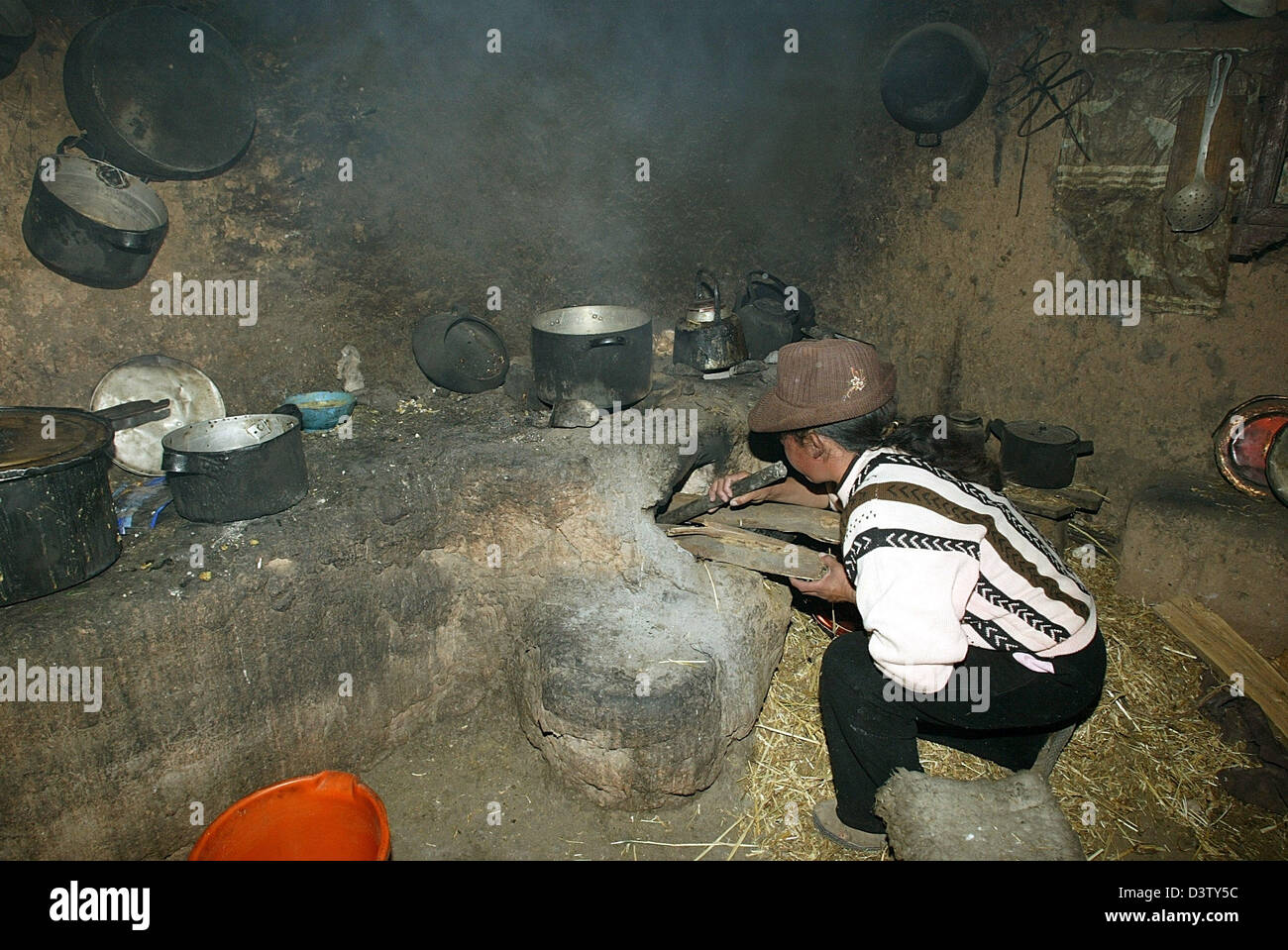 (dpa file) - An Peruvian woman pictured cooking in a humble farm house ...