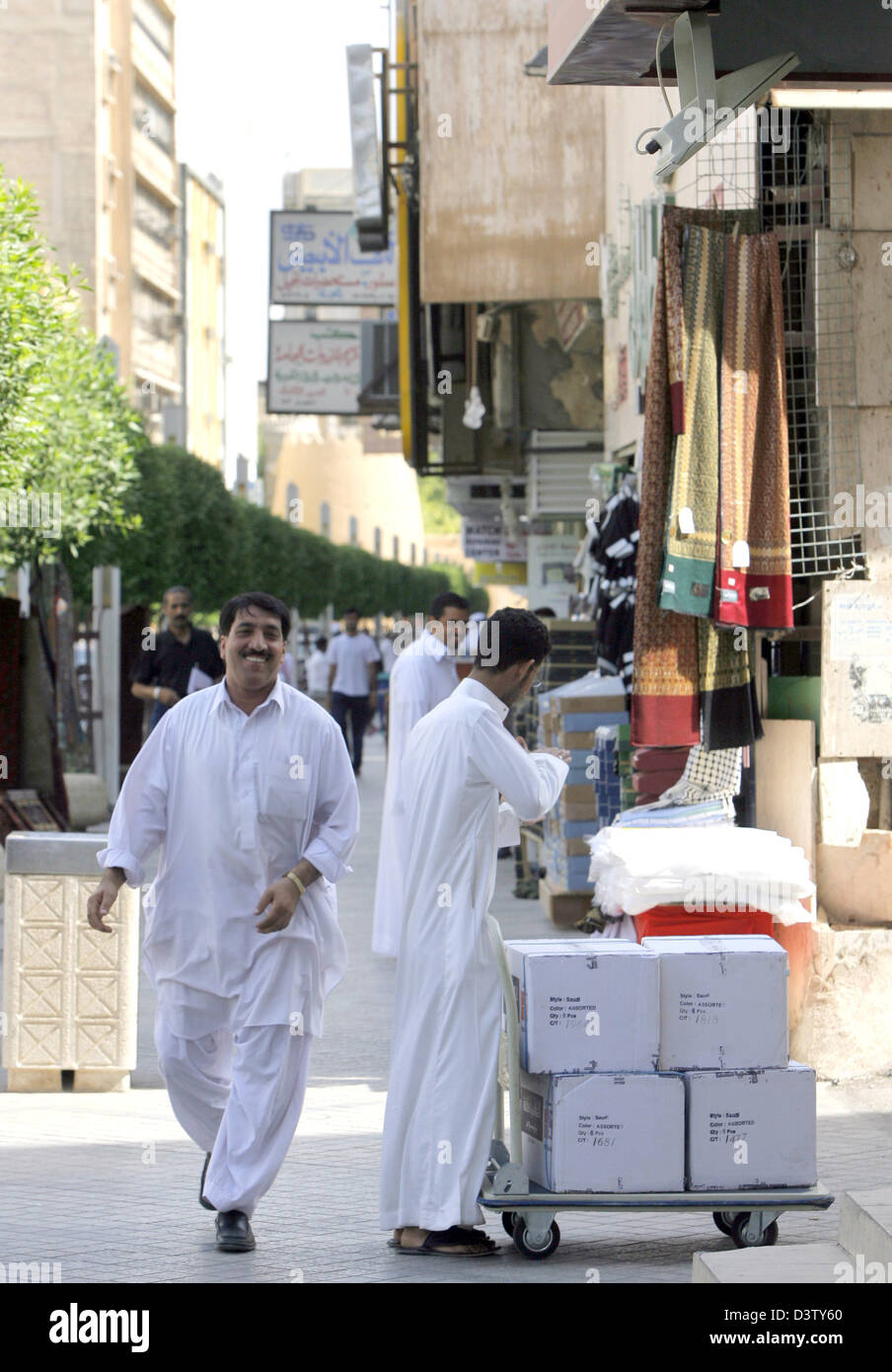 An street scene pictured in Riyadh, Saudi Arabia, 15 November 2006 ...
