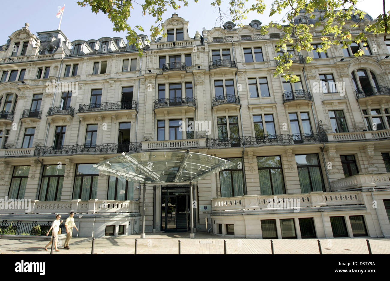 (dpa file) - The picture shows the Hessian state chancellery in ...