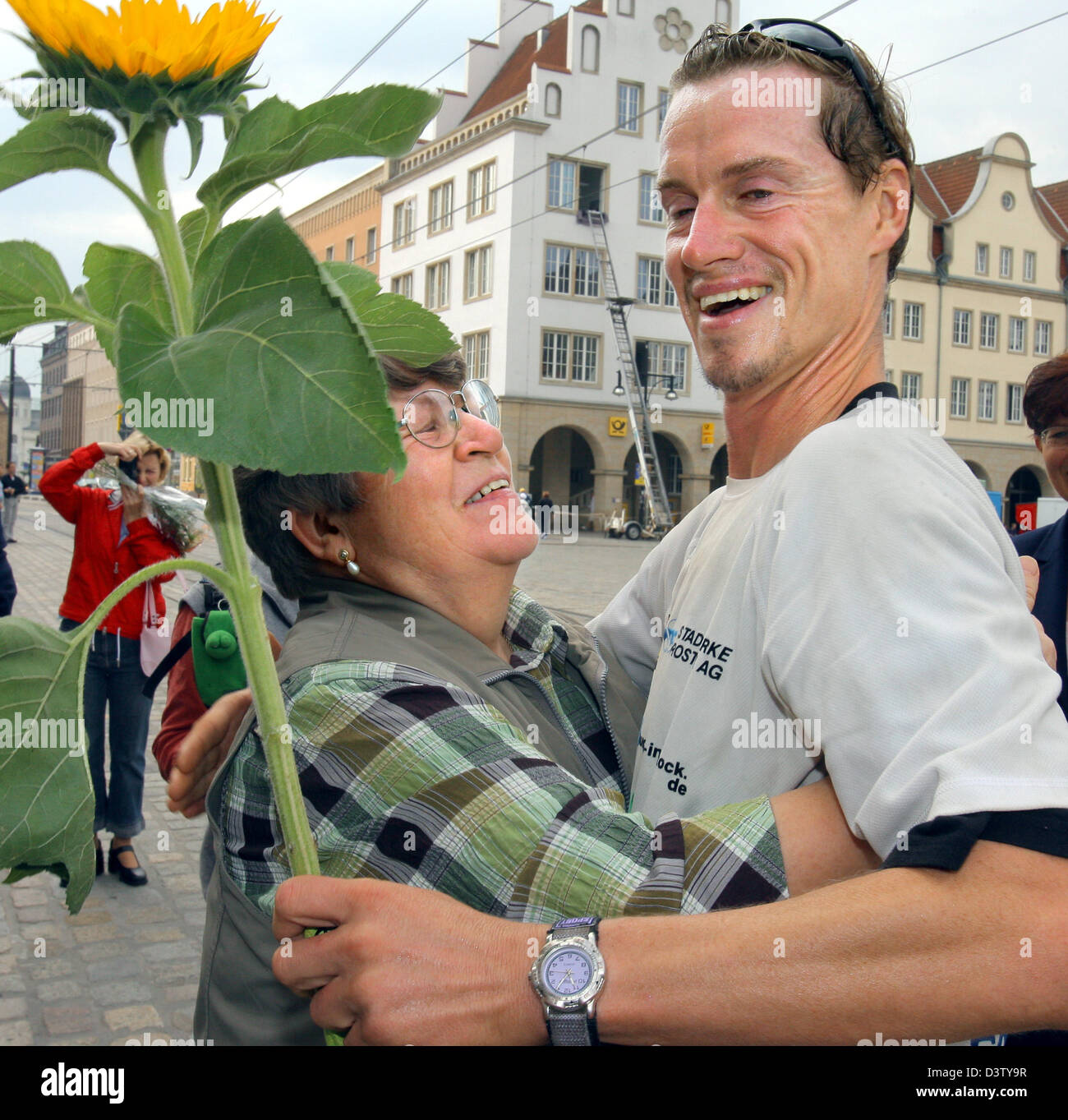 (dpa file) - German extreme runner Ronald Prokein is welcomed b yhis ...