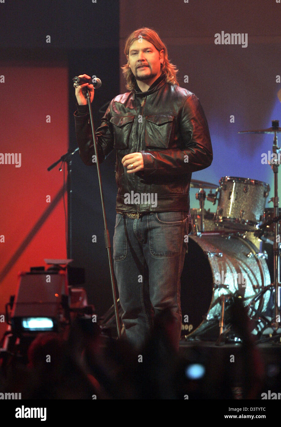 Singer Reamonn performs on stage at the music show 'The Dome' in the ...