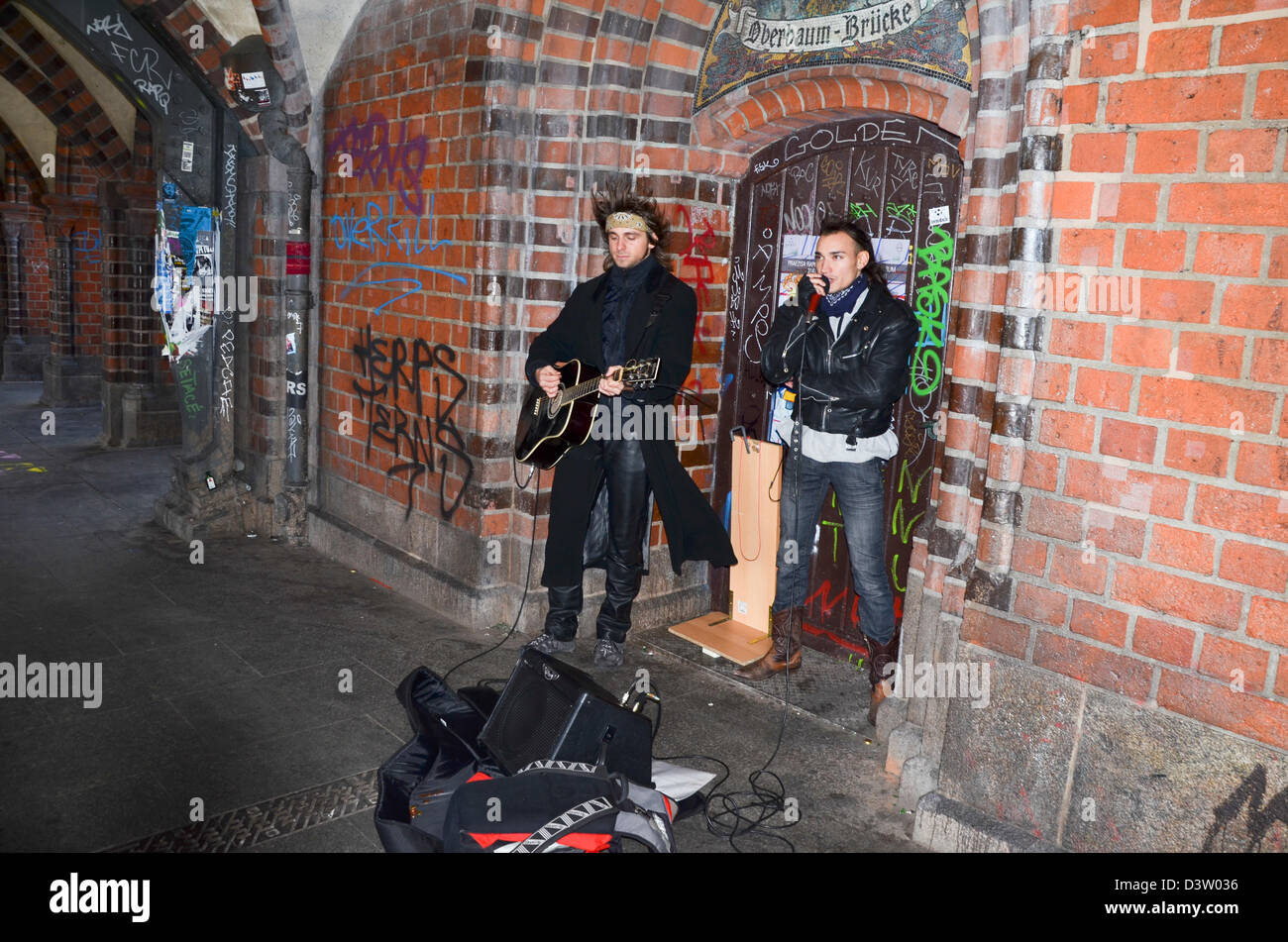 Two buskers hi-res stock photography and images - Alamy