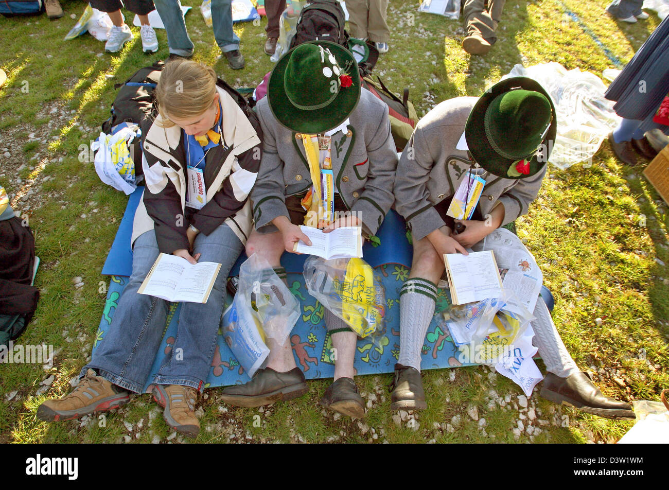 Children pray on the fair ground of Munich, Germany, 10 September 2006 ...