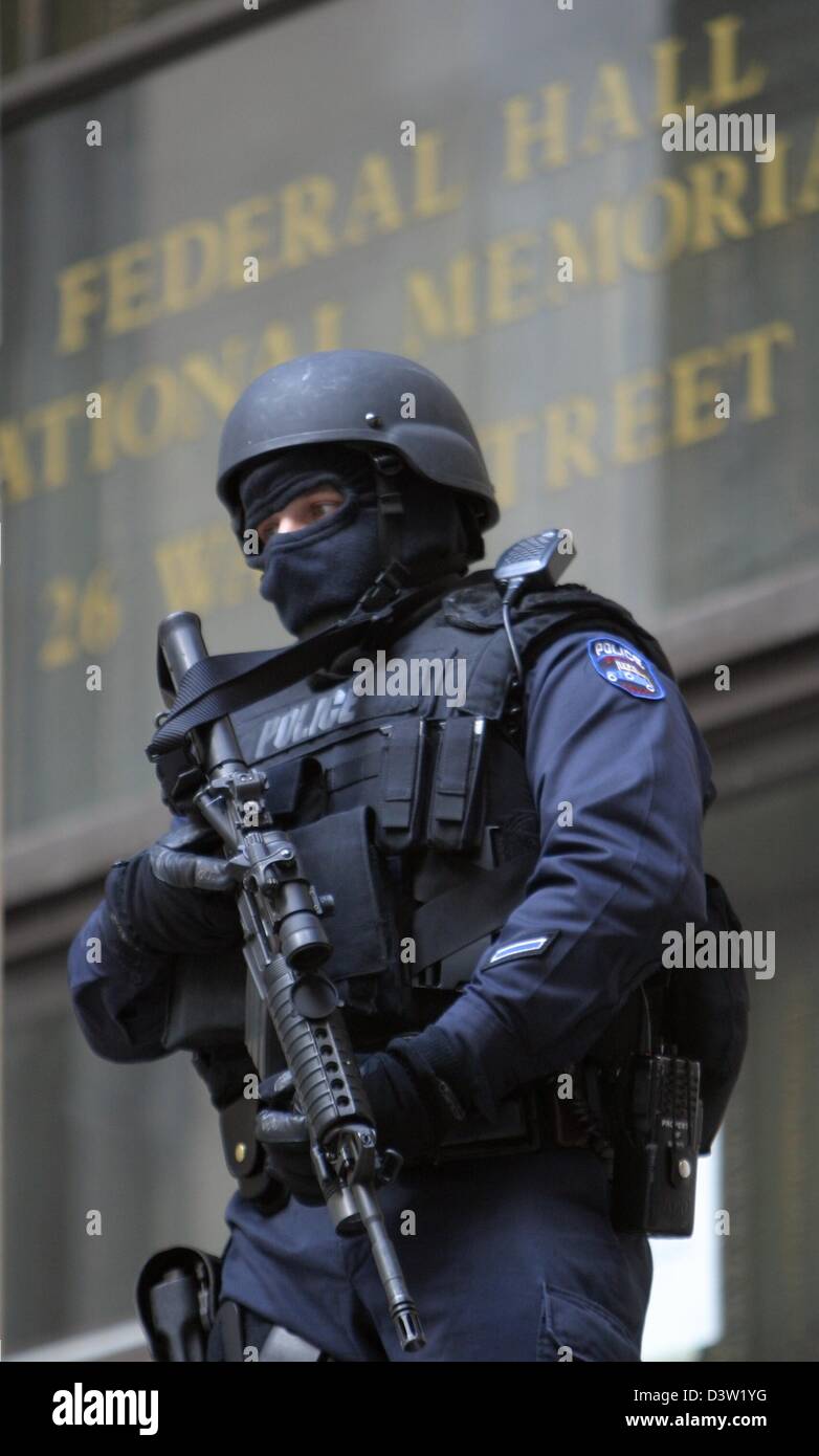 (dpa files) - A heavily armed and masked policeman guards the Federal ...