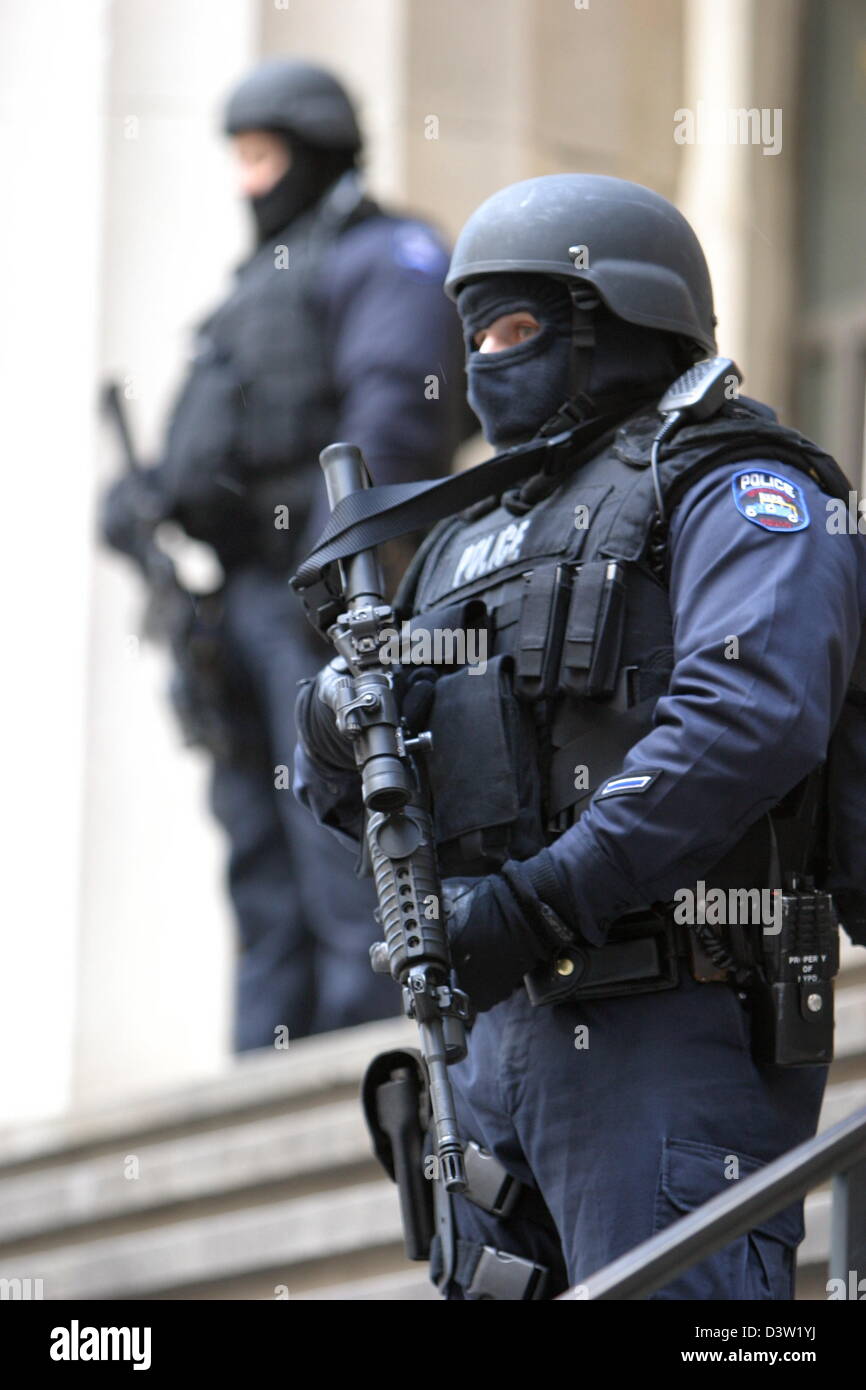 Masked guard hi-res stock photography and images - Alamy