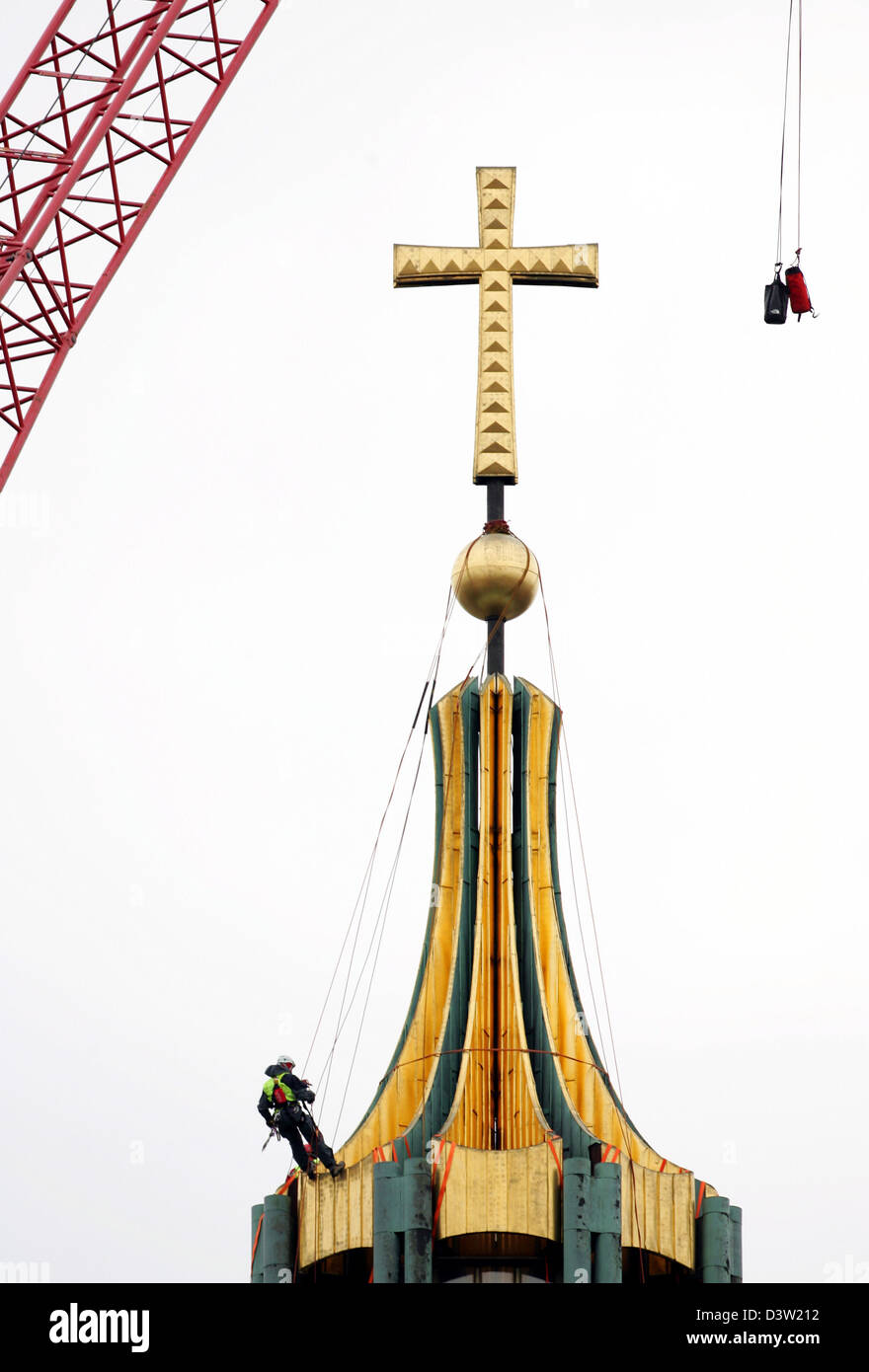 Cross attach hi-res stock photography and images - Alamy