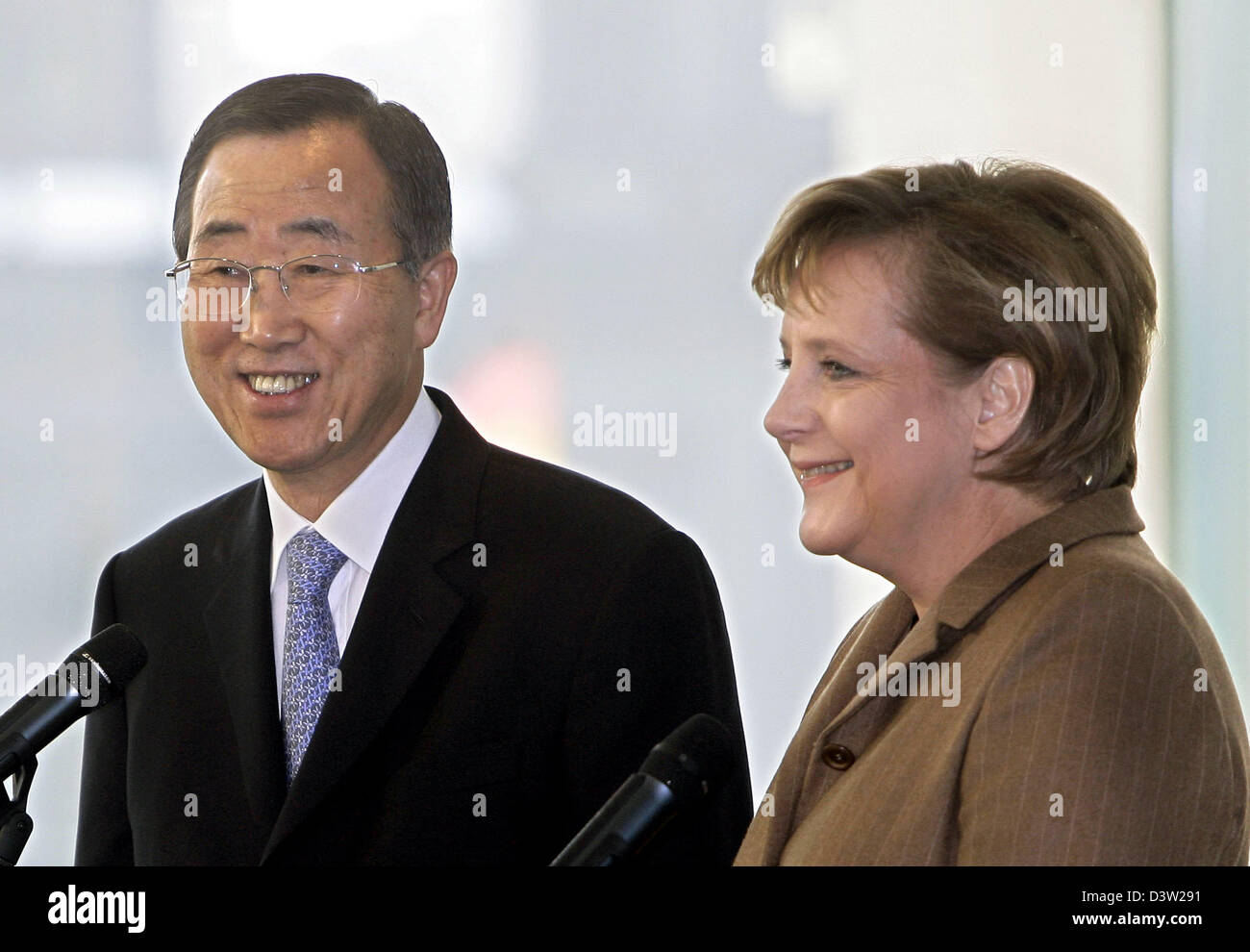 German Chancellor Angela Merkel (R) welcomes former South Korean ...