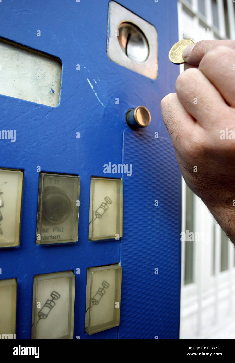 Vending machine man germany hi-res stock photography and images - Alamy