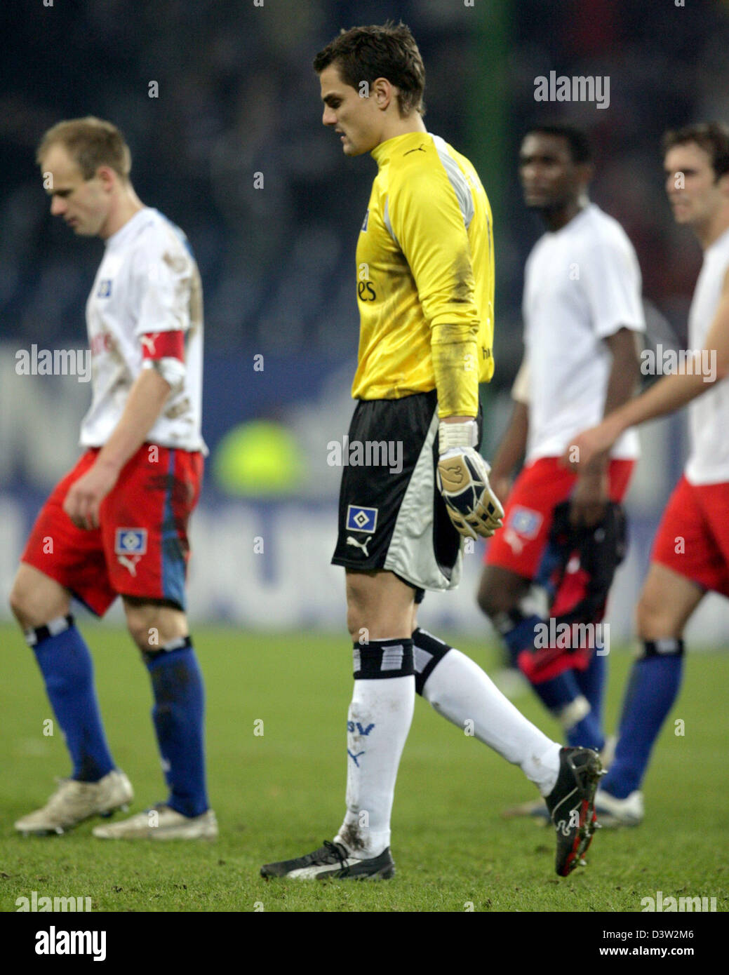 Hamburg goalie Stefan Waechter (C) leaves disappointed the pitch after ...