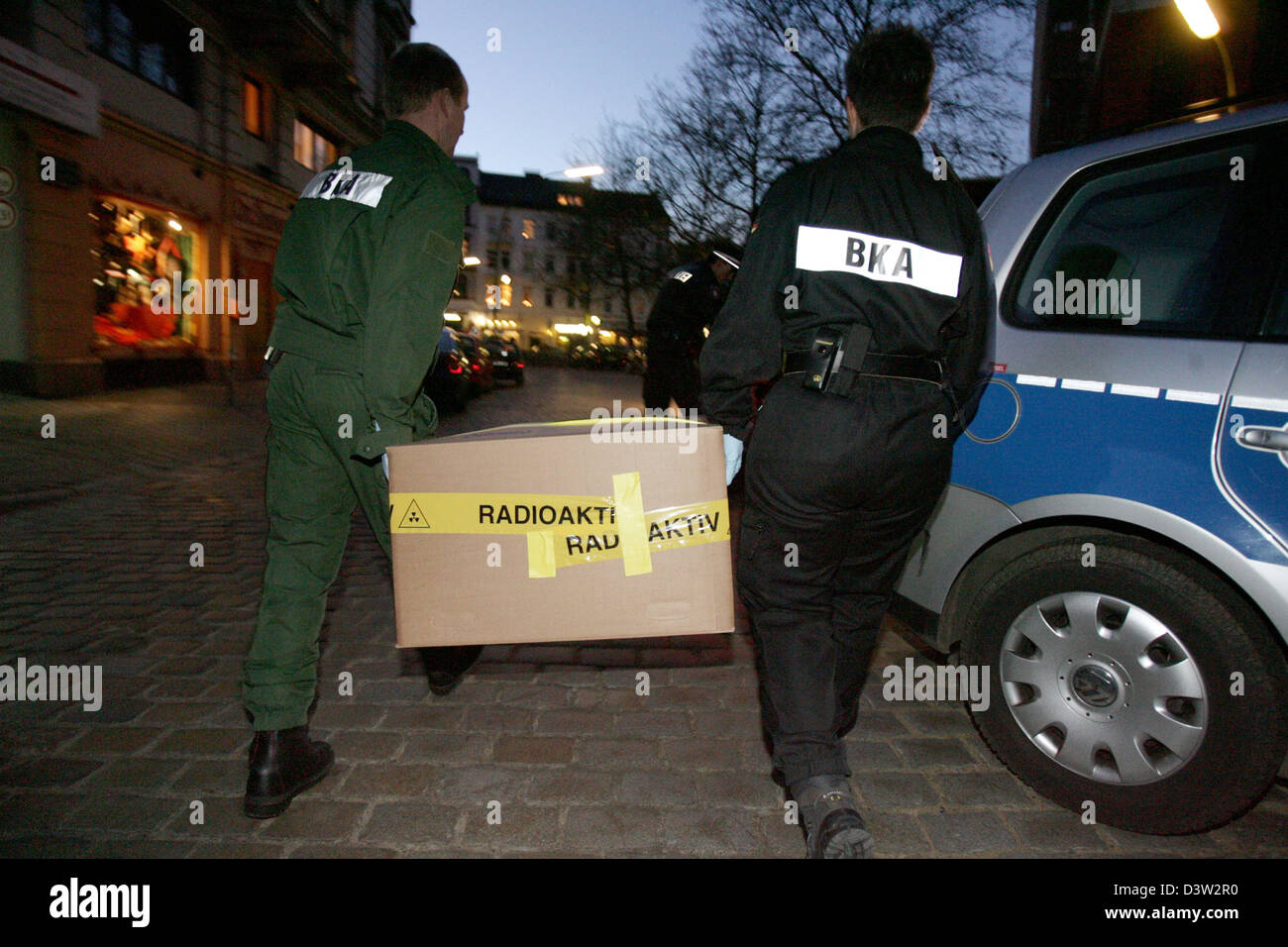 Staff of the Federal Criminal Police Office (BKA) carry a box with ...