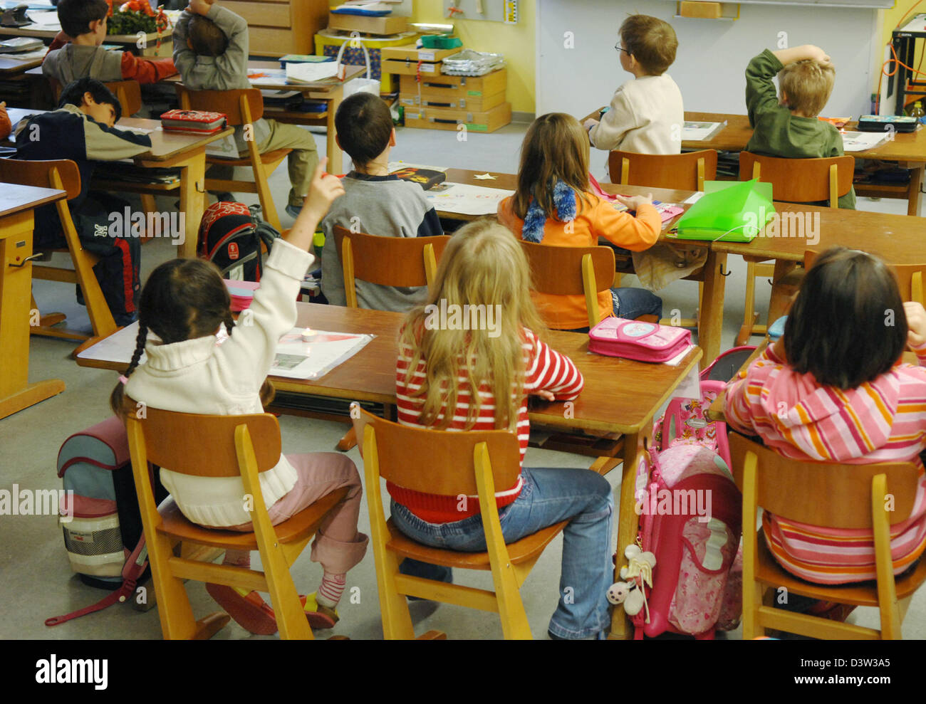 The picture shows pupils in a primary school classroom in Straubing ...