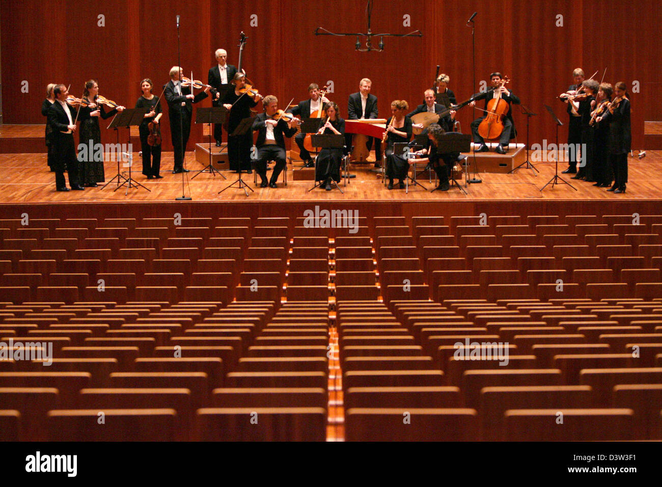 Baroque orchestra hi-res stock photography and images - Alamy