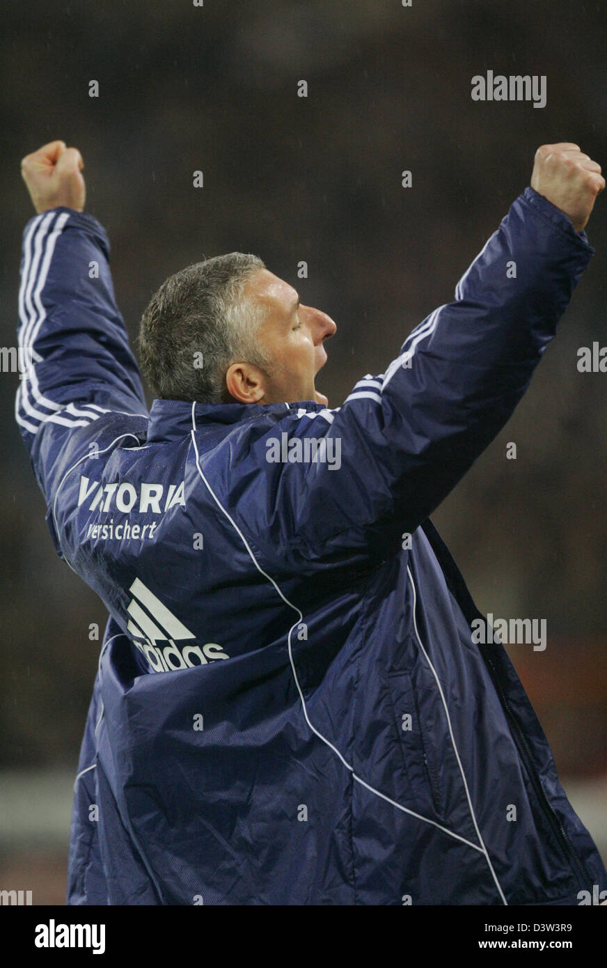 Head coach Mirko Slomka of Schalke celebrates with his arms in the air ...