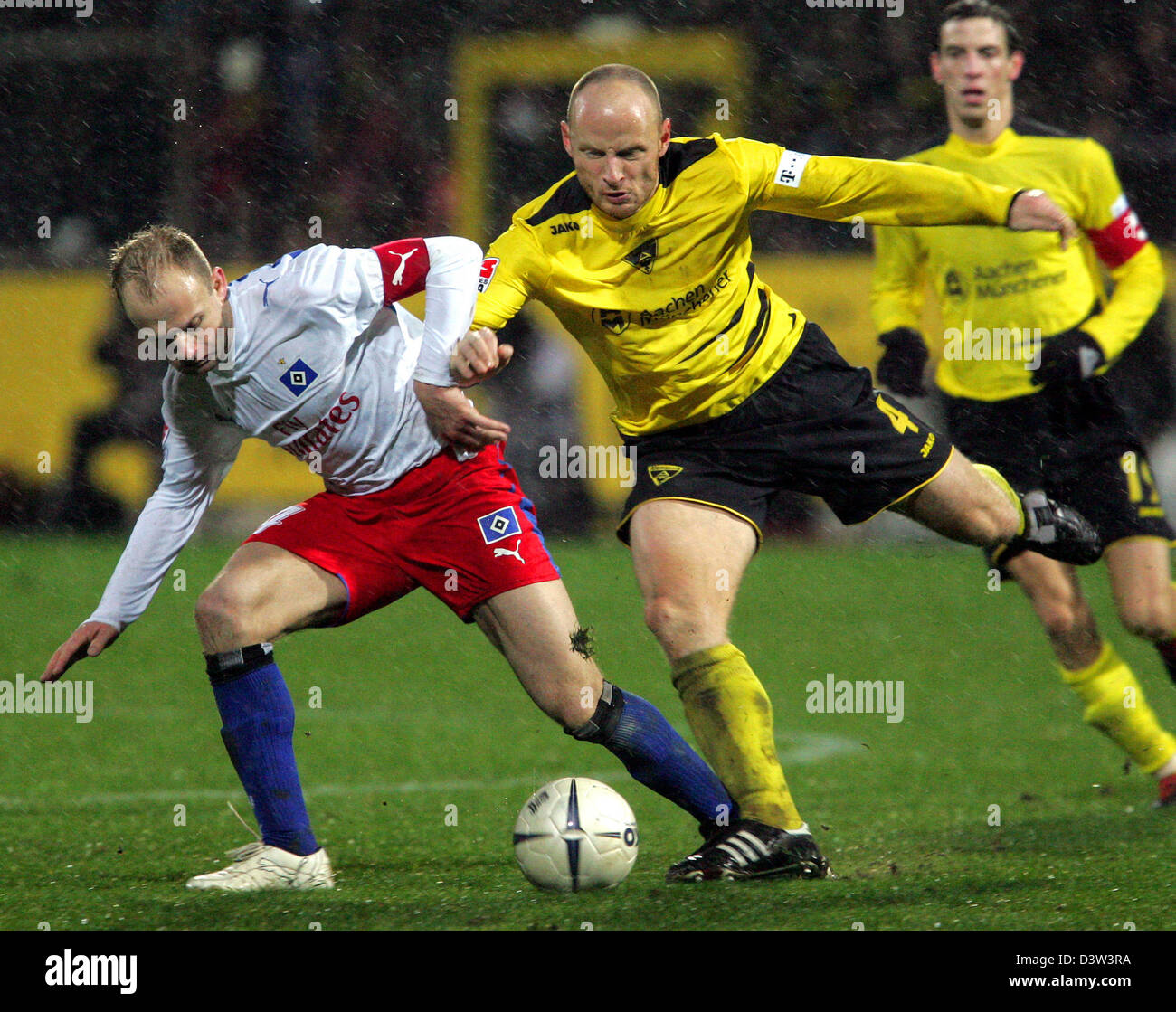 Matthias Heidrich (R) of Aachen and Hamburg's David Jarolim shown in ...