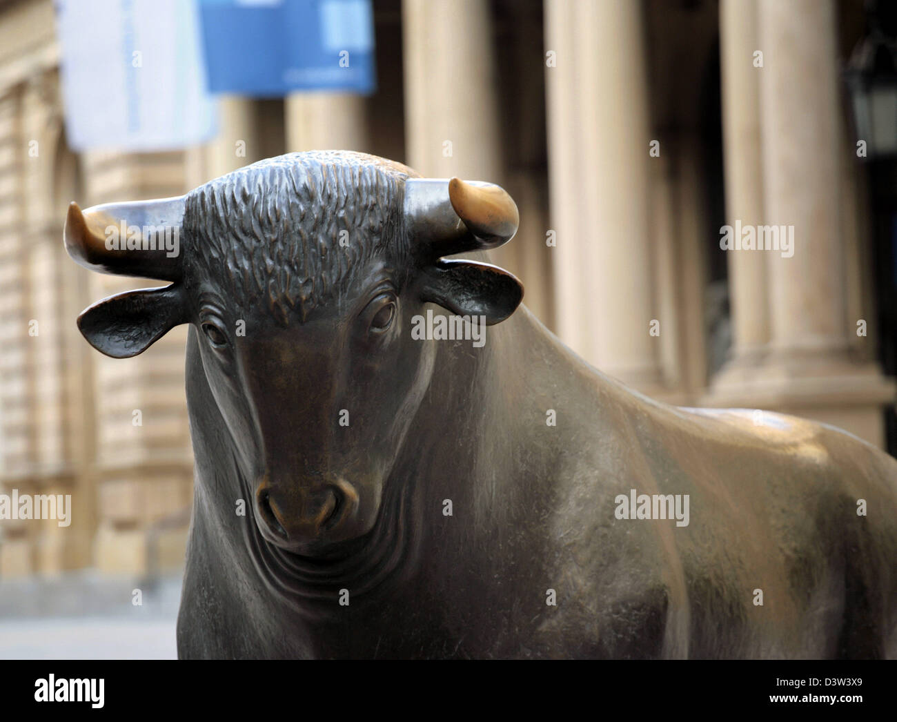 The photo shows the bull of the sculpture 'Bulle and Bear' in front of ...